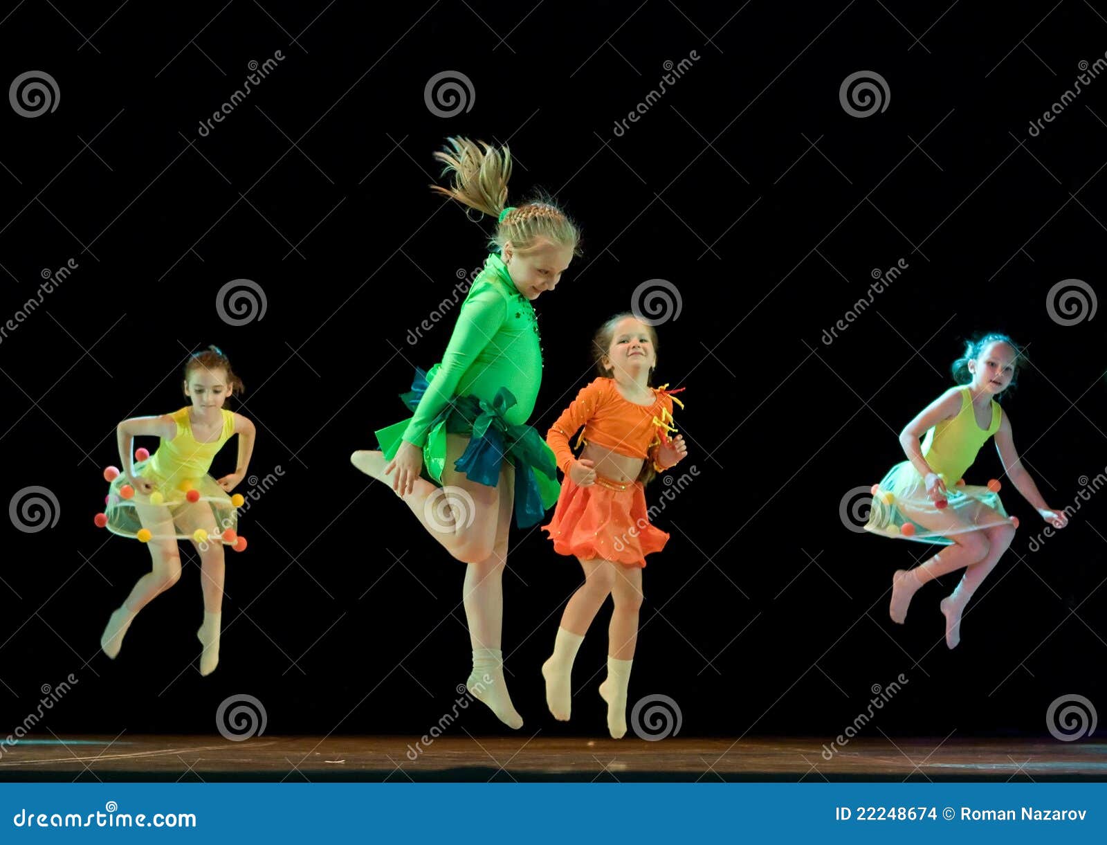 Dansende kinderen redactionele stock afbeelding. Image of omhelzing ...