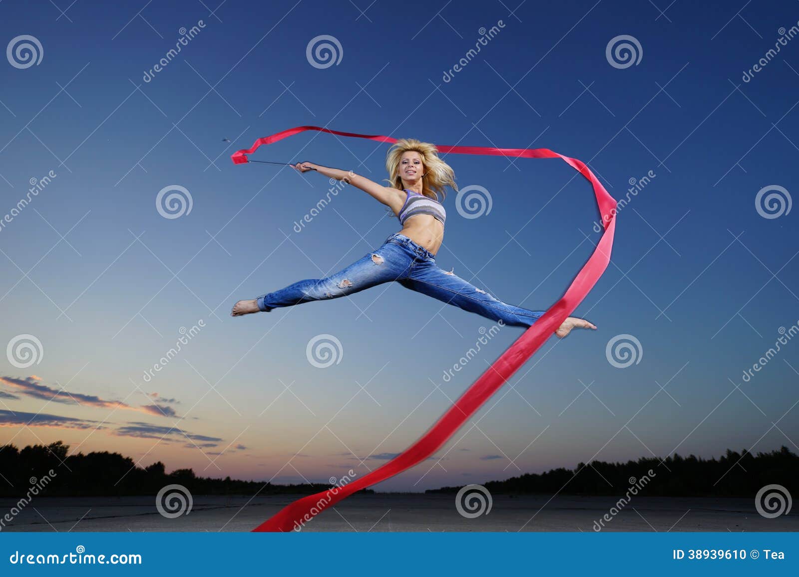Danser Die Met Lint Springen Stock Foto - Image of lichaam, atleet ...