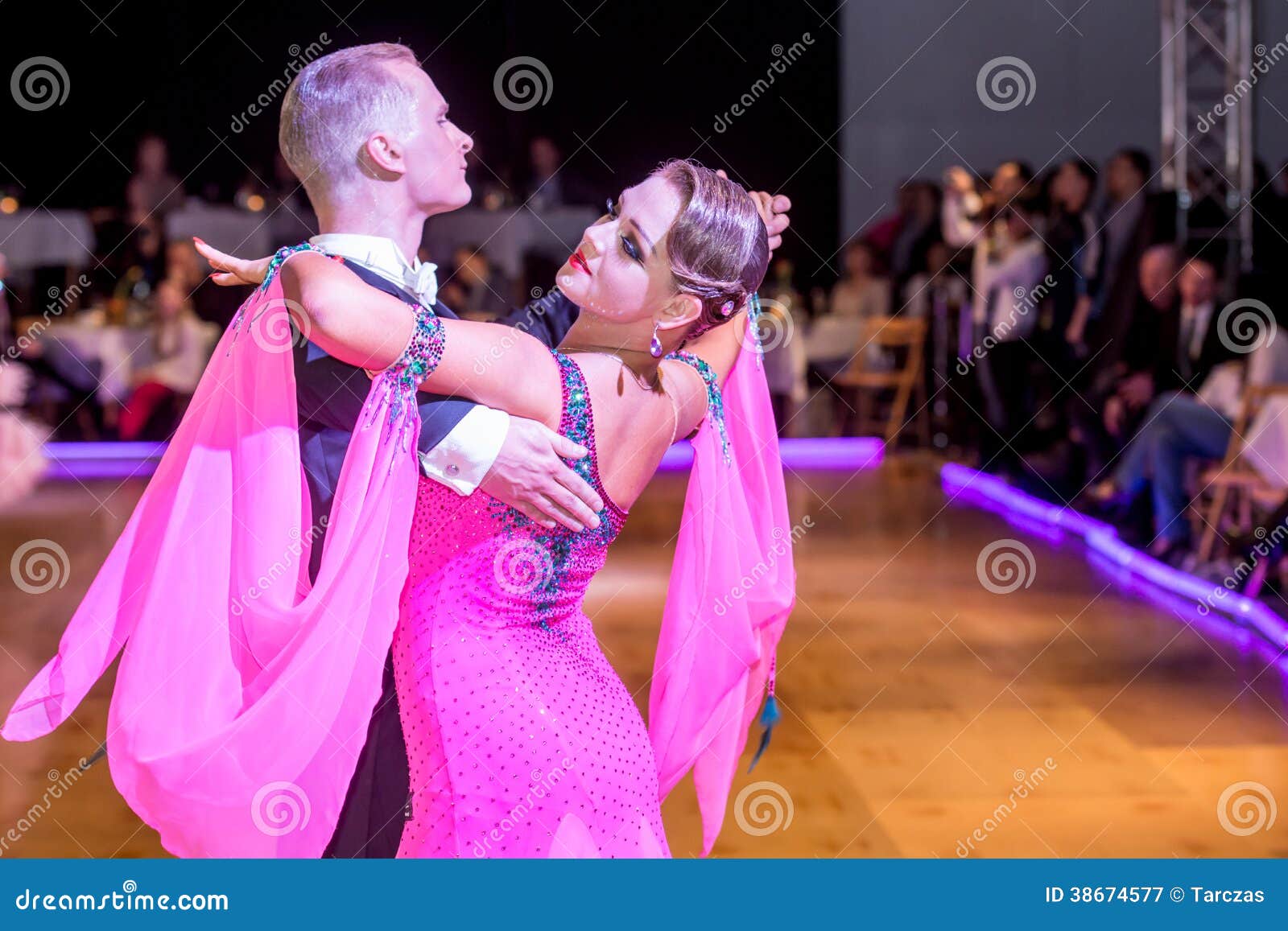 Dansers Dansende Langzame Wals Op De Dansverovering Redactionele ...