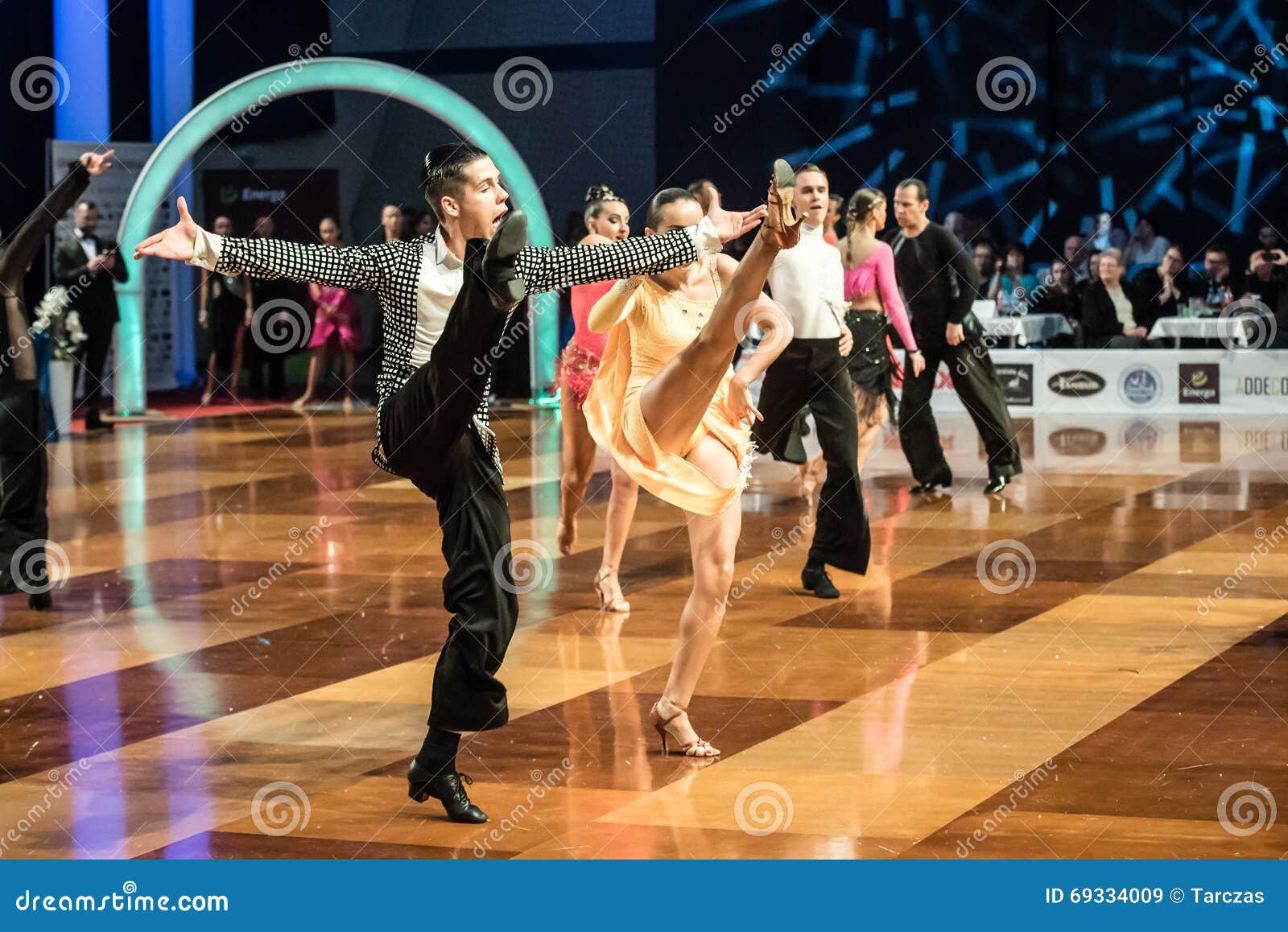 Dansers Het Dansen Latijnse Dans Redactionele Stock Afbeelding - Image ...