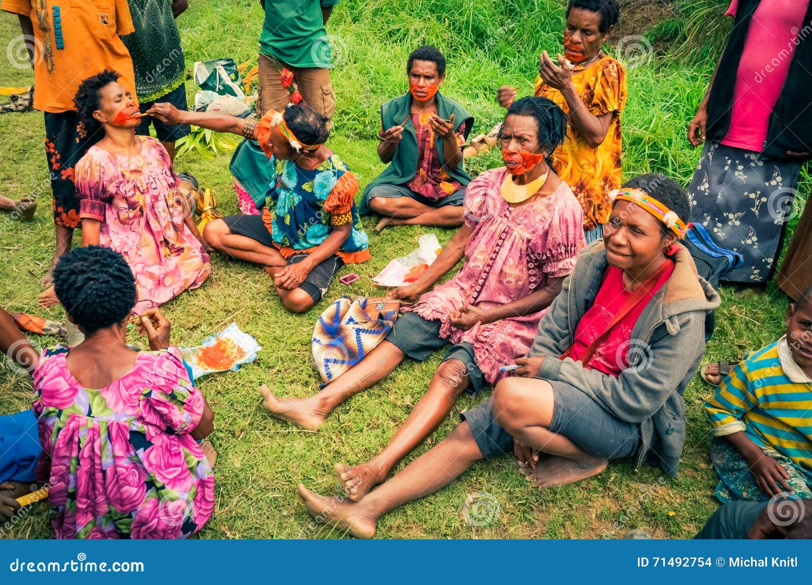 Danses Dans La Chaîne De Kubor Image stock éditorial - Image du ...