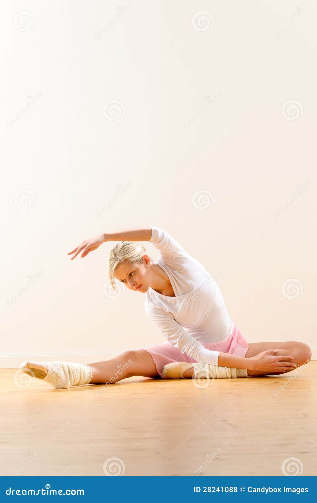 Danseur Classique Dans Le Studio De Penchement D'exercice De Posture ...