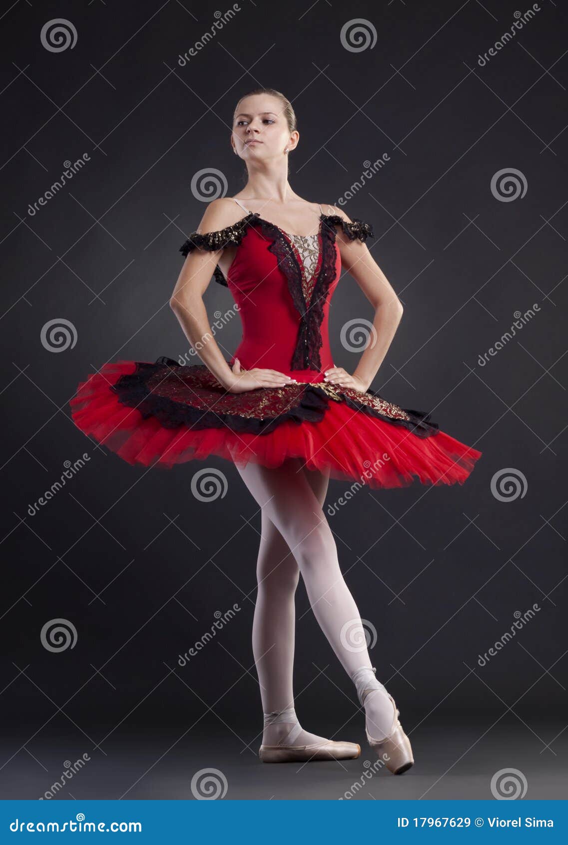 Danseur De Ballerine Effectuant Une Pose De Ballet Image stock - Image ...
