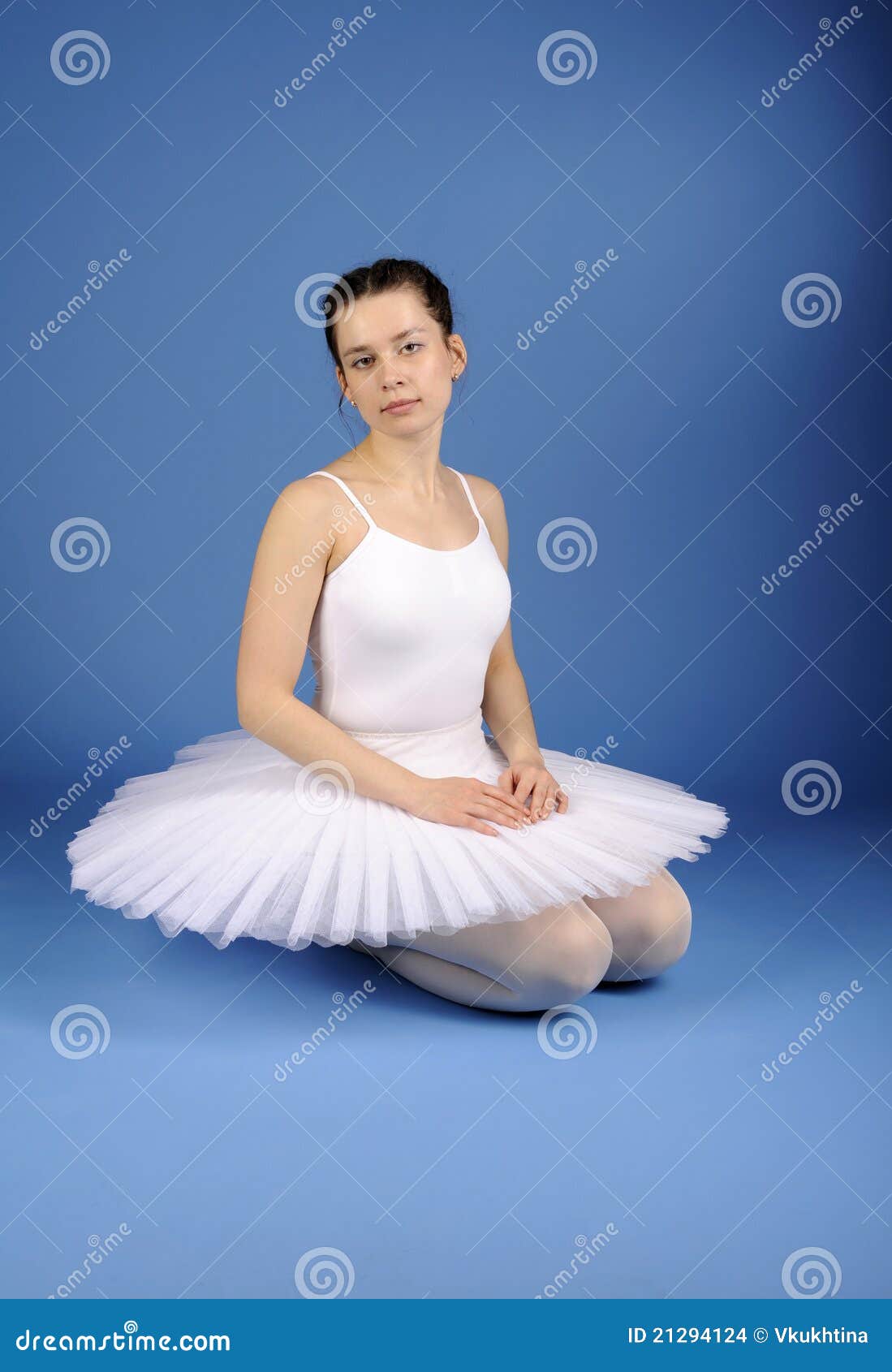 Danseur De Ballet S'asseyant Dans Le Tutu Blanc Photo stock - Image du ...