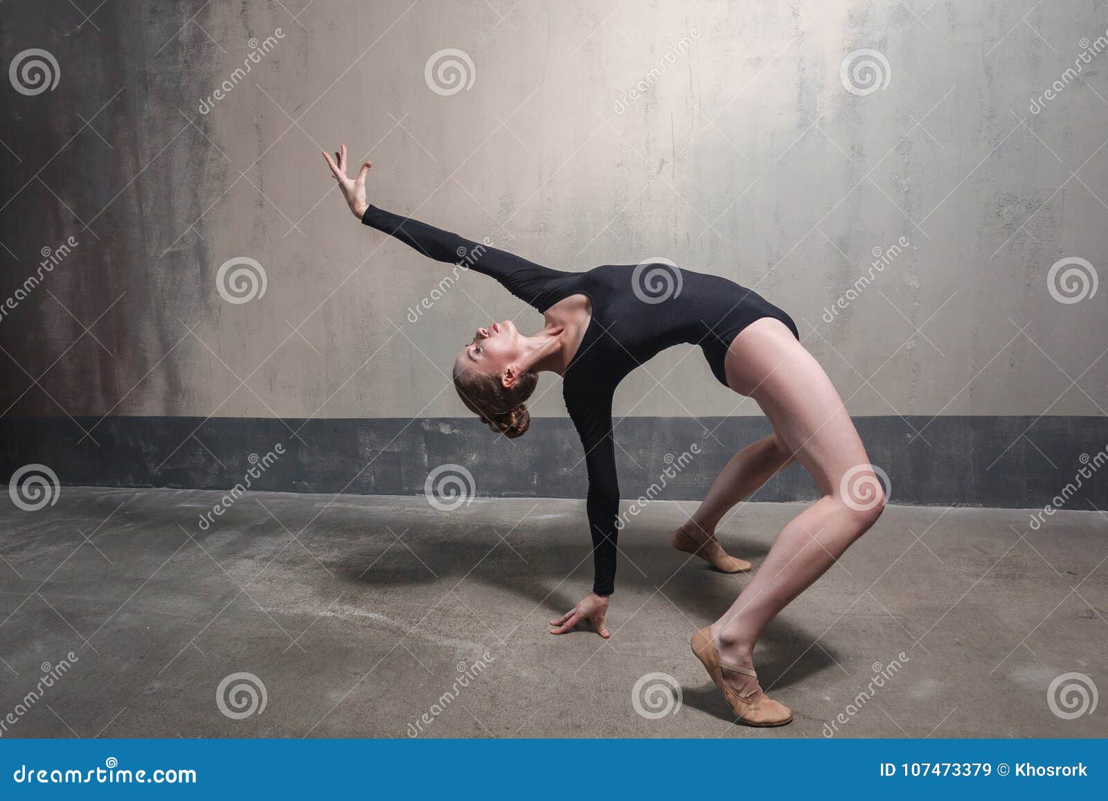 Danseur Professionnel Faisant La Posture De Pont Image stock - Image du ...
