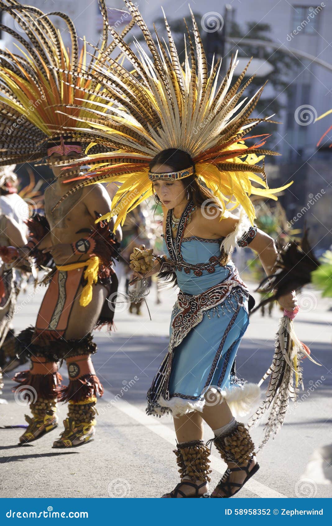Danseurs aztèques photographie éditorial. Image du traditionnel - 58958352