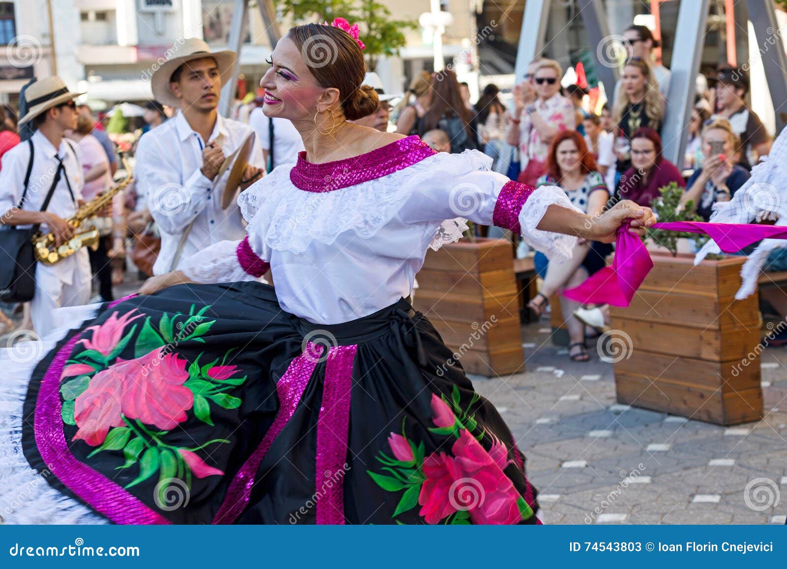 Danseurs De Colombie Dans Le Costume Traditionnel 2 Photo stock ...