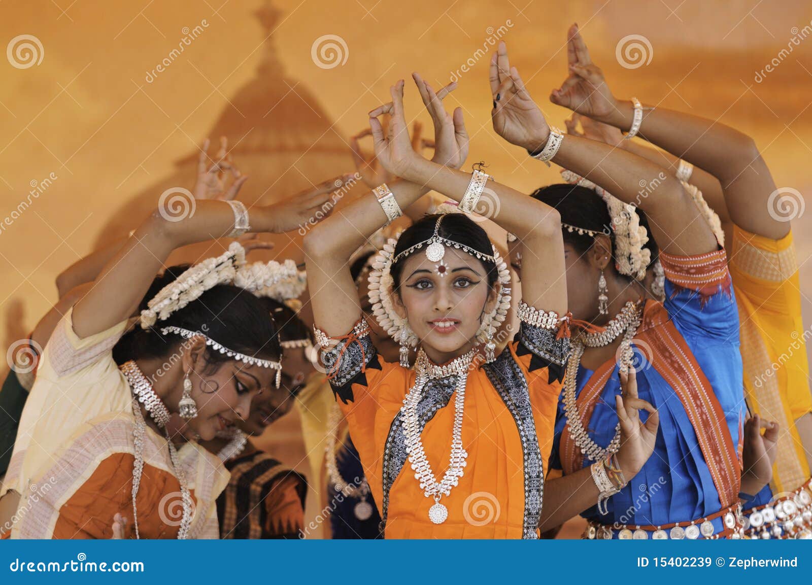 Danseurs de l'Inde image stock éditorial. Image du danse - 15402239