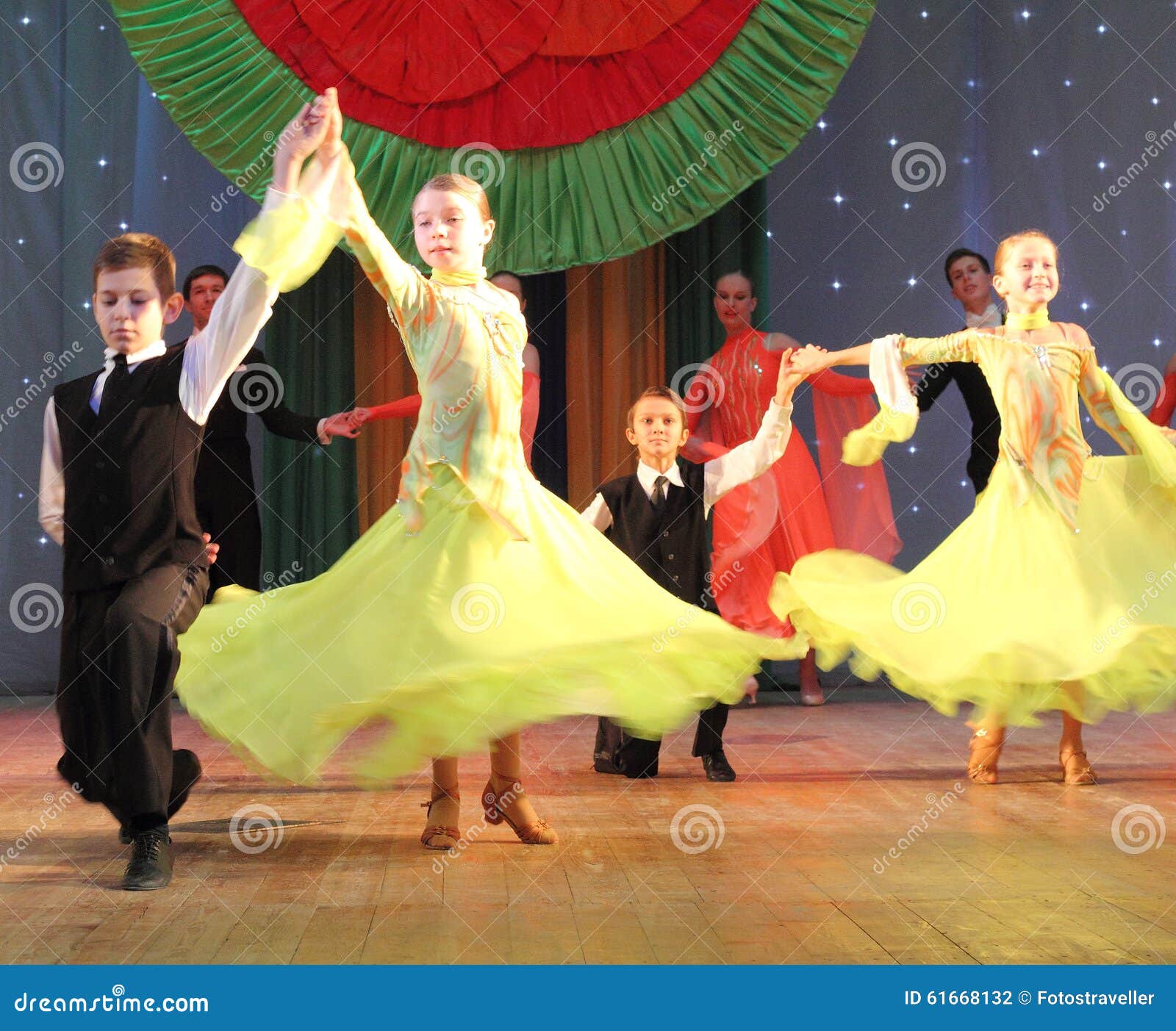 Danseurs de salle de bal photographie éditorial. Image du étape - 61668132