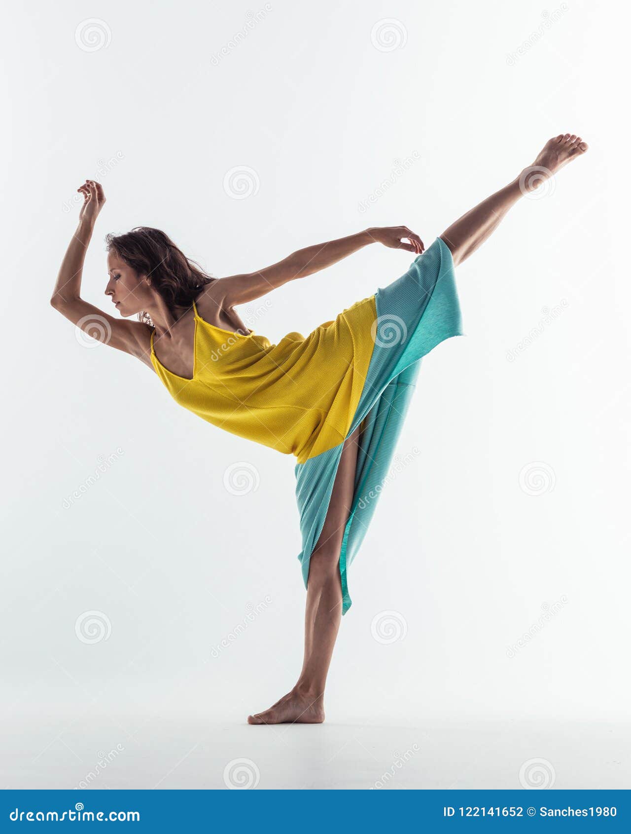 Danseuse De Femelle De Beuatiful Fond De Studio Photo stock - Image du ...