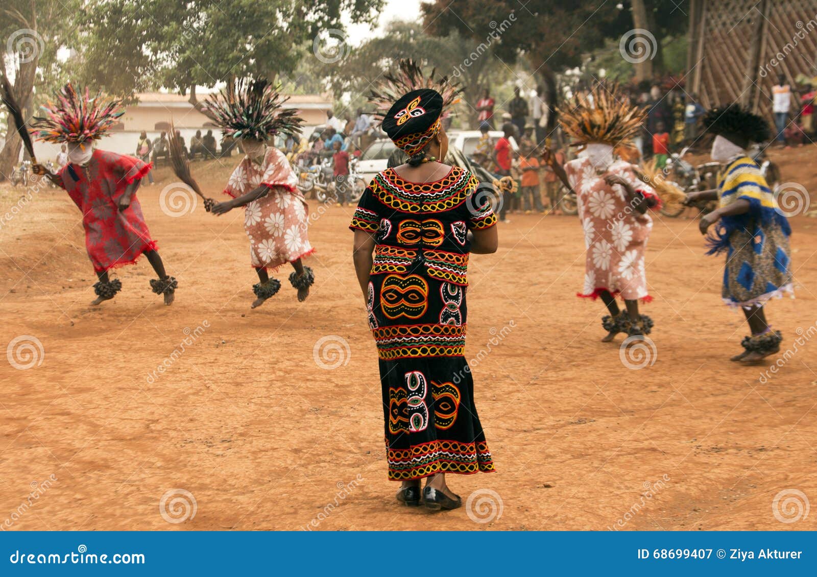 Danza africana tradicional fotografía editorial. Imagen de gente - 68699407