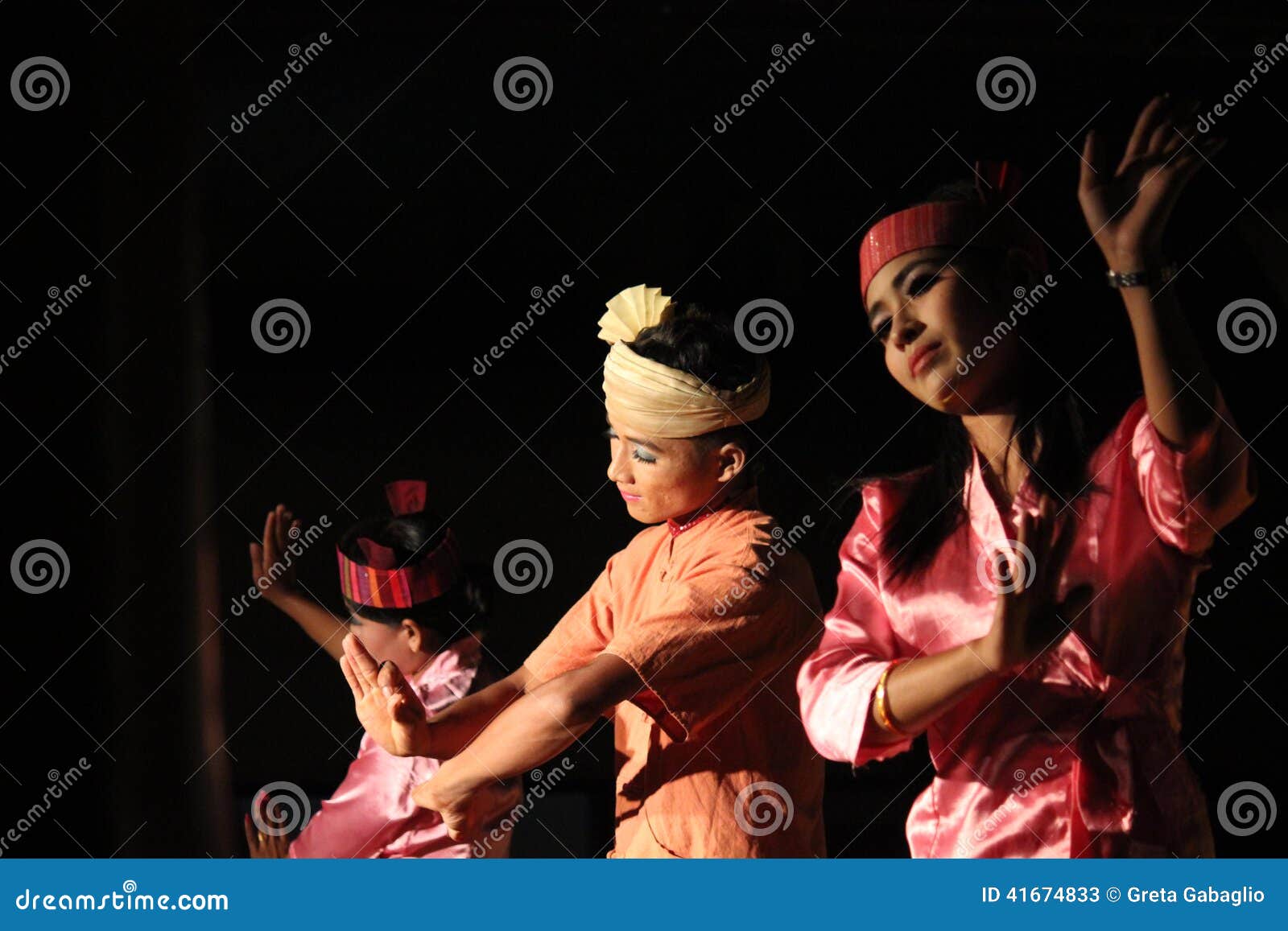 Danza birmana tradicional foto de archivo editorial. Imagen de gobierno ...