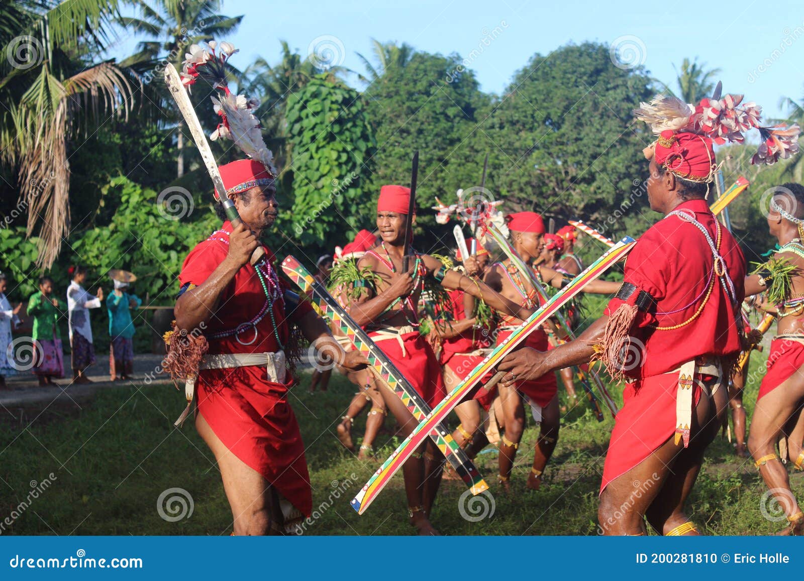 Danza De Cakalele En Maluku Imagen editorial - Imagen de danza, arte ...