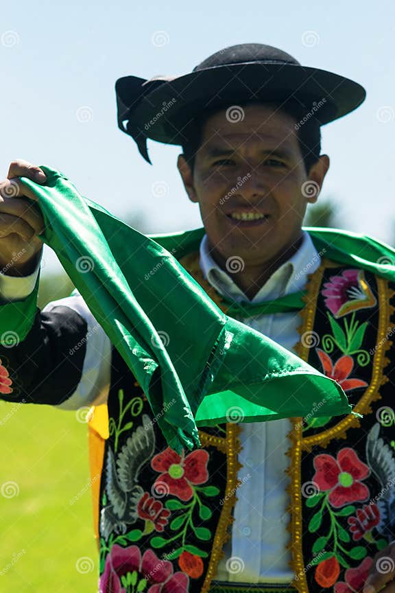 Danza de Huayno foto de archivo. Imagen de cultura, alineada - 110671166