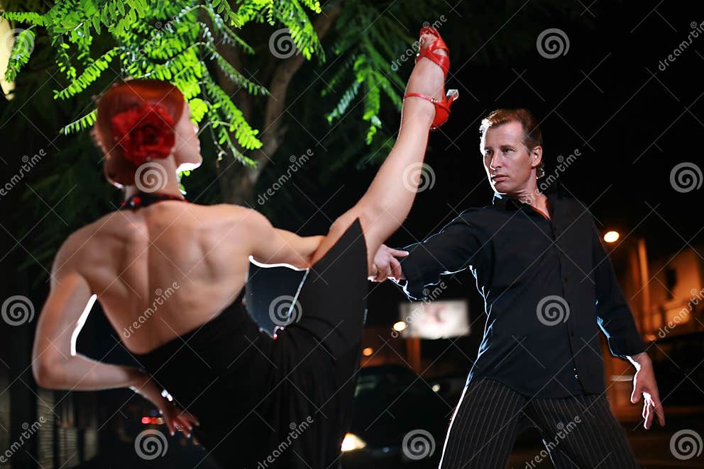 Danza de la salsa foto de archivo. Imagen de vida, pierna - 4228334