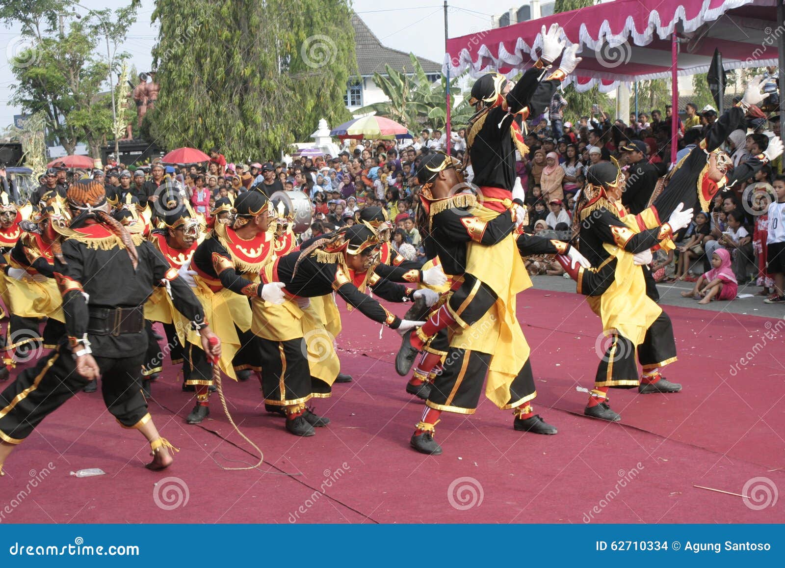 Danza De Los Centenares Efectuada En Sukoharjo Imagen de archivo ...
