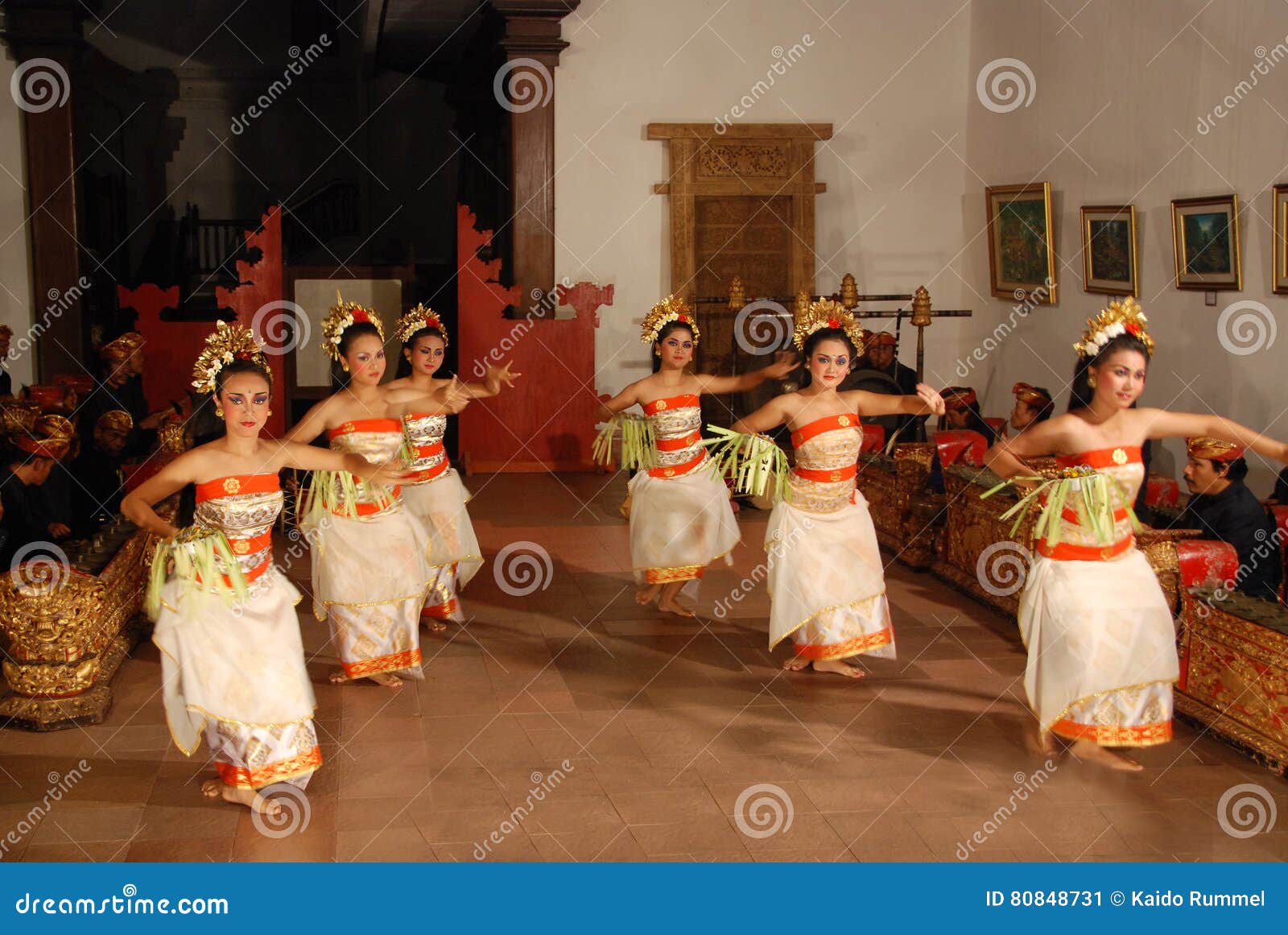 Danza de Pendet foto editorial. Imagen de alineada, realizado - 80848731