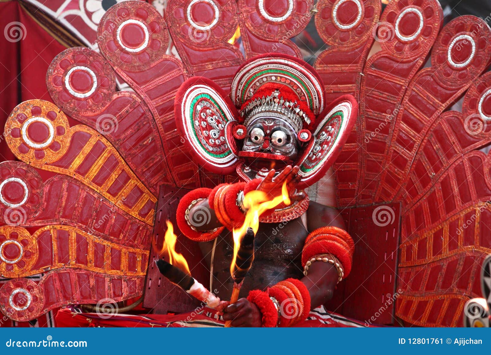 Danza de Theyyam imagen de archivo. Imagen de enojado - 12801761