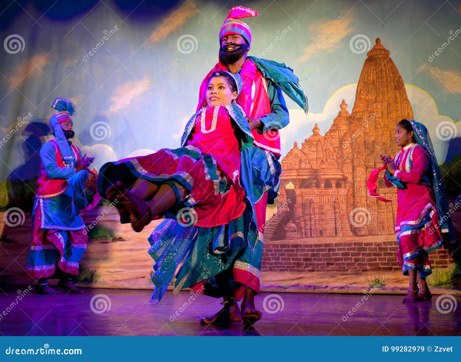 Danza India Tradicional En Khajuraho, La India Imagen de archivo ...