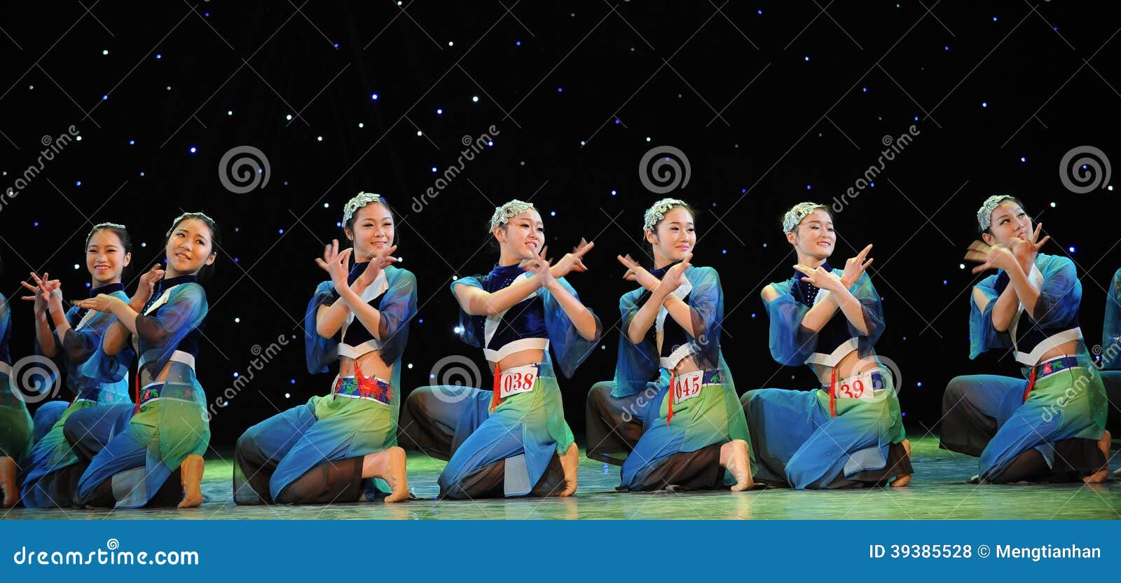 Danza popular foto de archivo editorial. Imagen de interior - 39385528