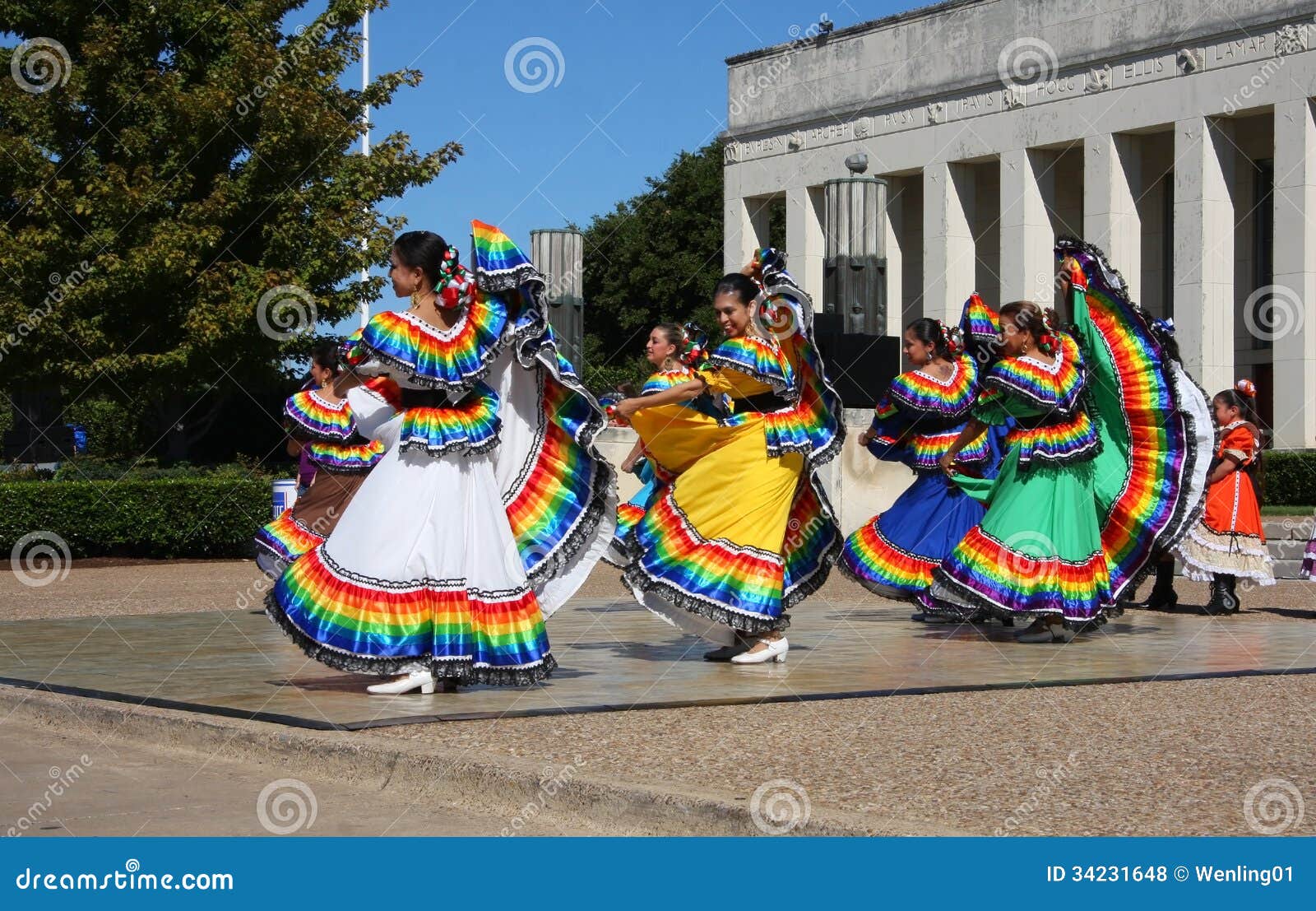 Danza popular agradable foto de archivo editorial. Imagen de danza ...