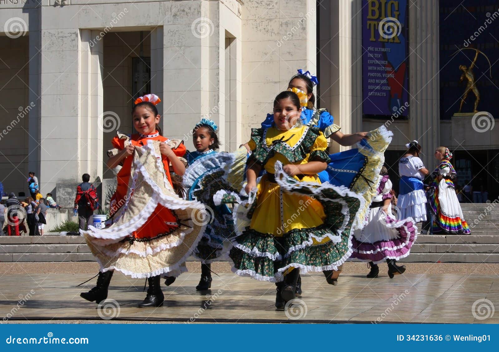 Danza popular feliz foto editorial. Imagen de gente, exterior - 34231636