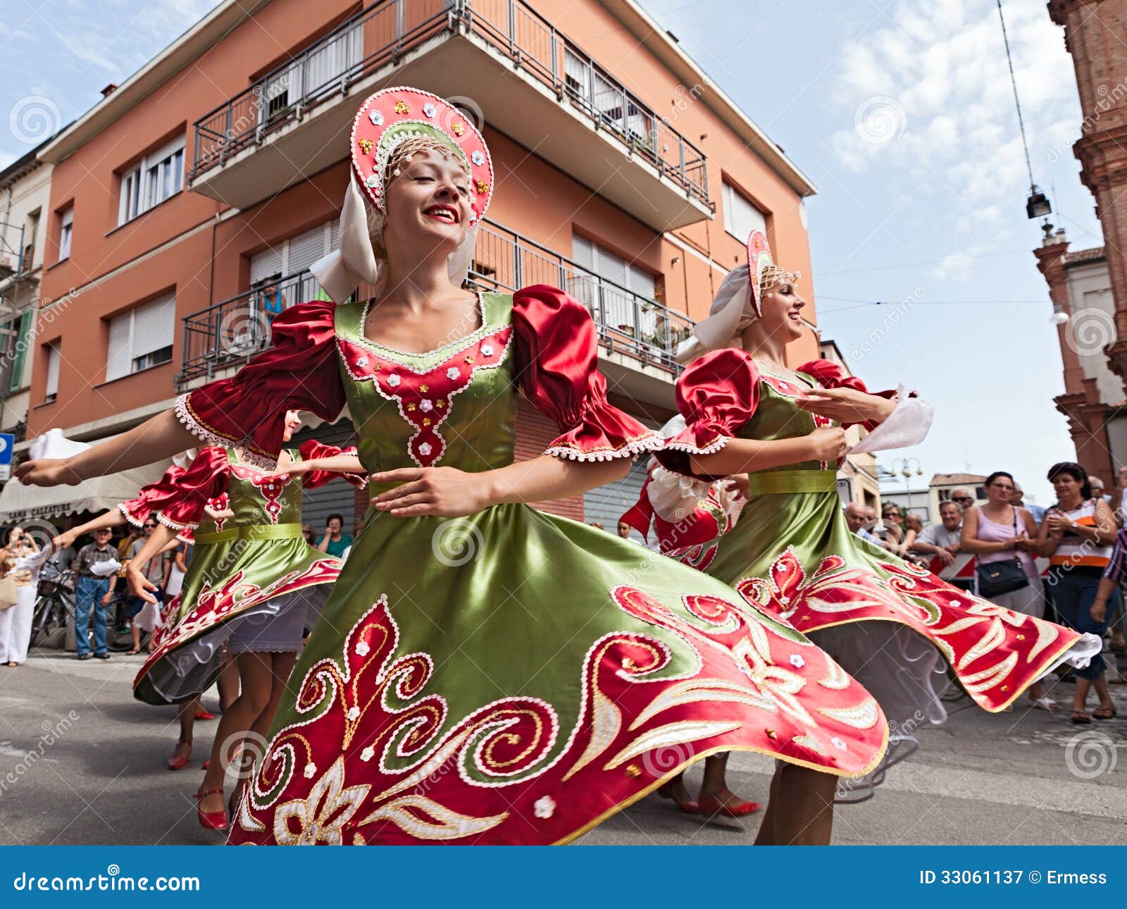 Danza popular rusa fotografía editorial. Imagen de siberia - 33061137