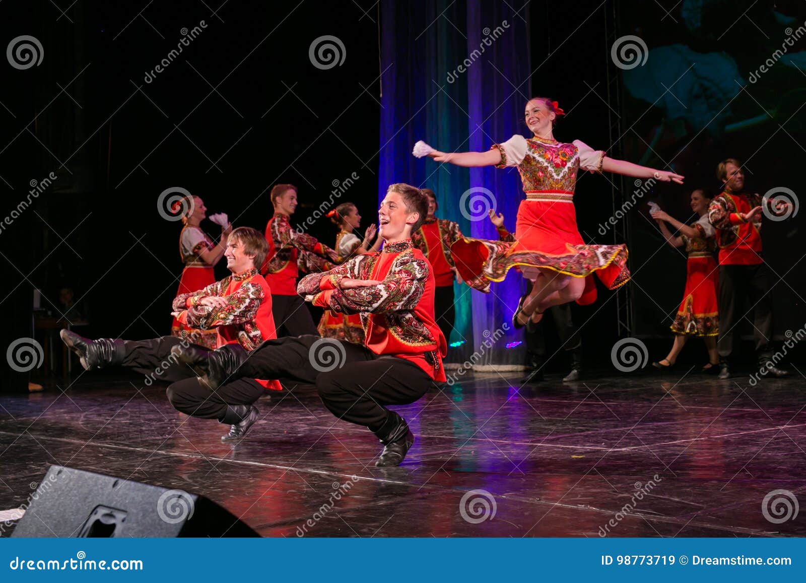 Danza popular rusa imagen de archivo editorial. Imagen de mujer - 98773719