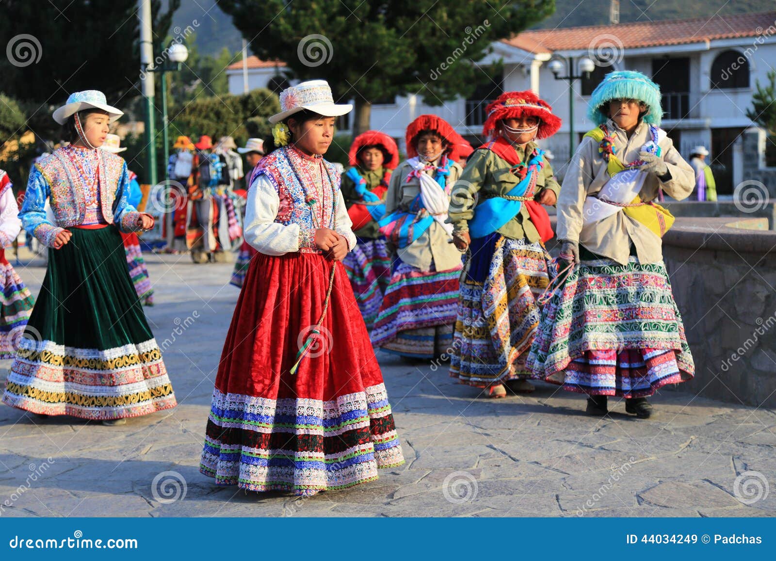Danza Tradicional Peruana En El Pueblo De Yanque, Perú Imagen de ...