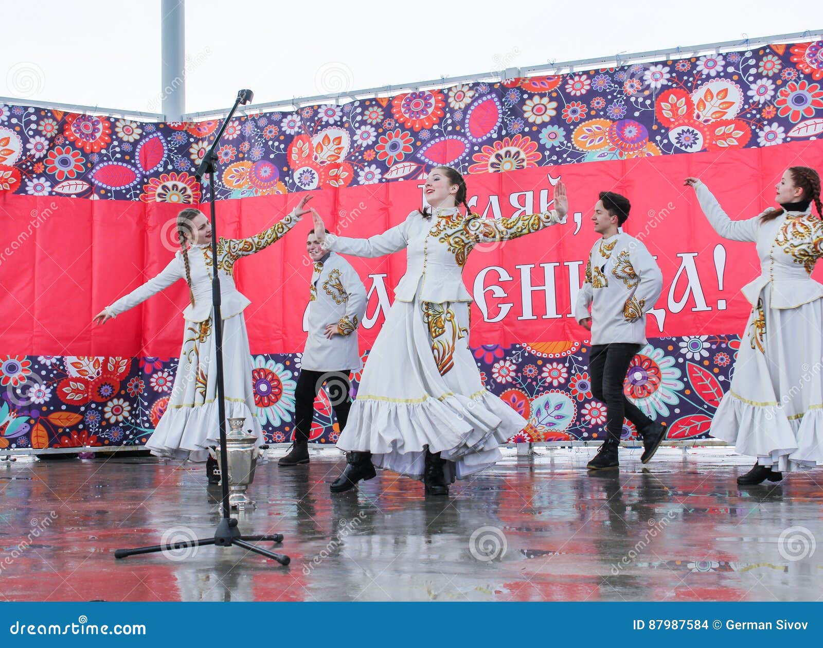 Danzas populares rusas imagen de archivo editorial. Imagen de exterior ...