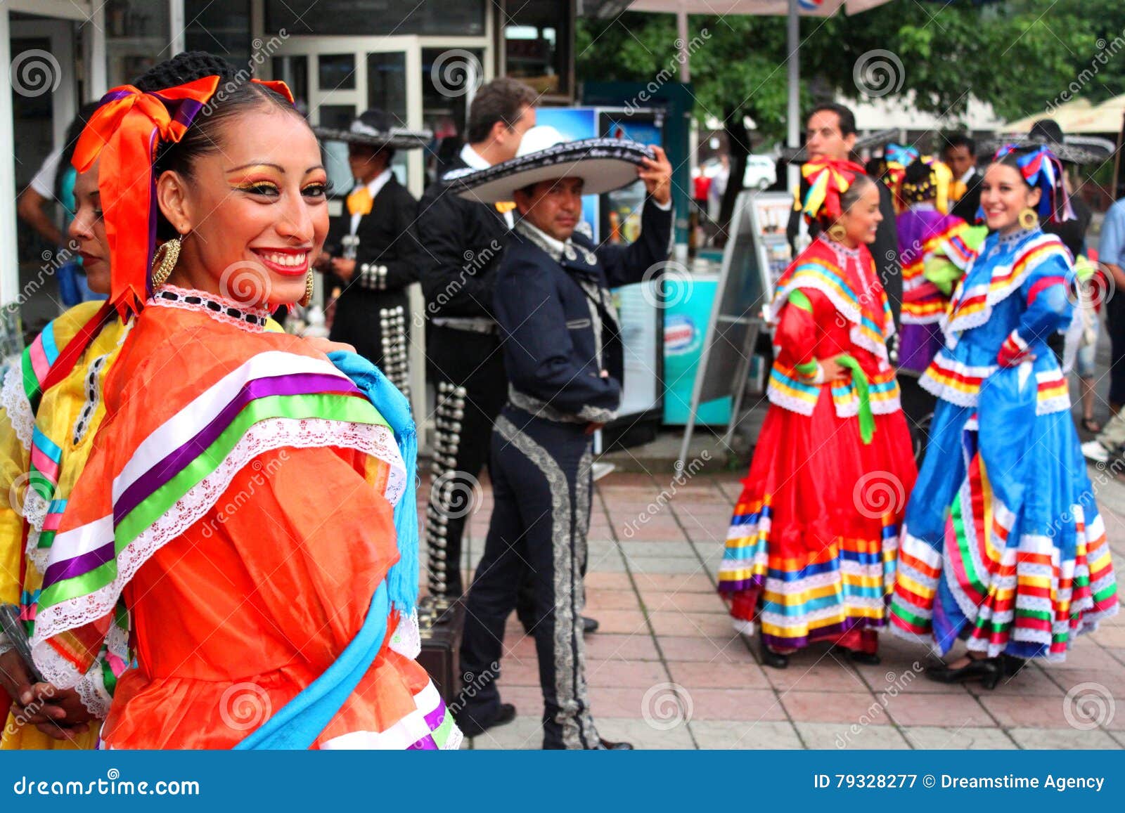 Danzatori messicani fotografia editoriale. Immagine di diversità - 79328277