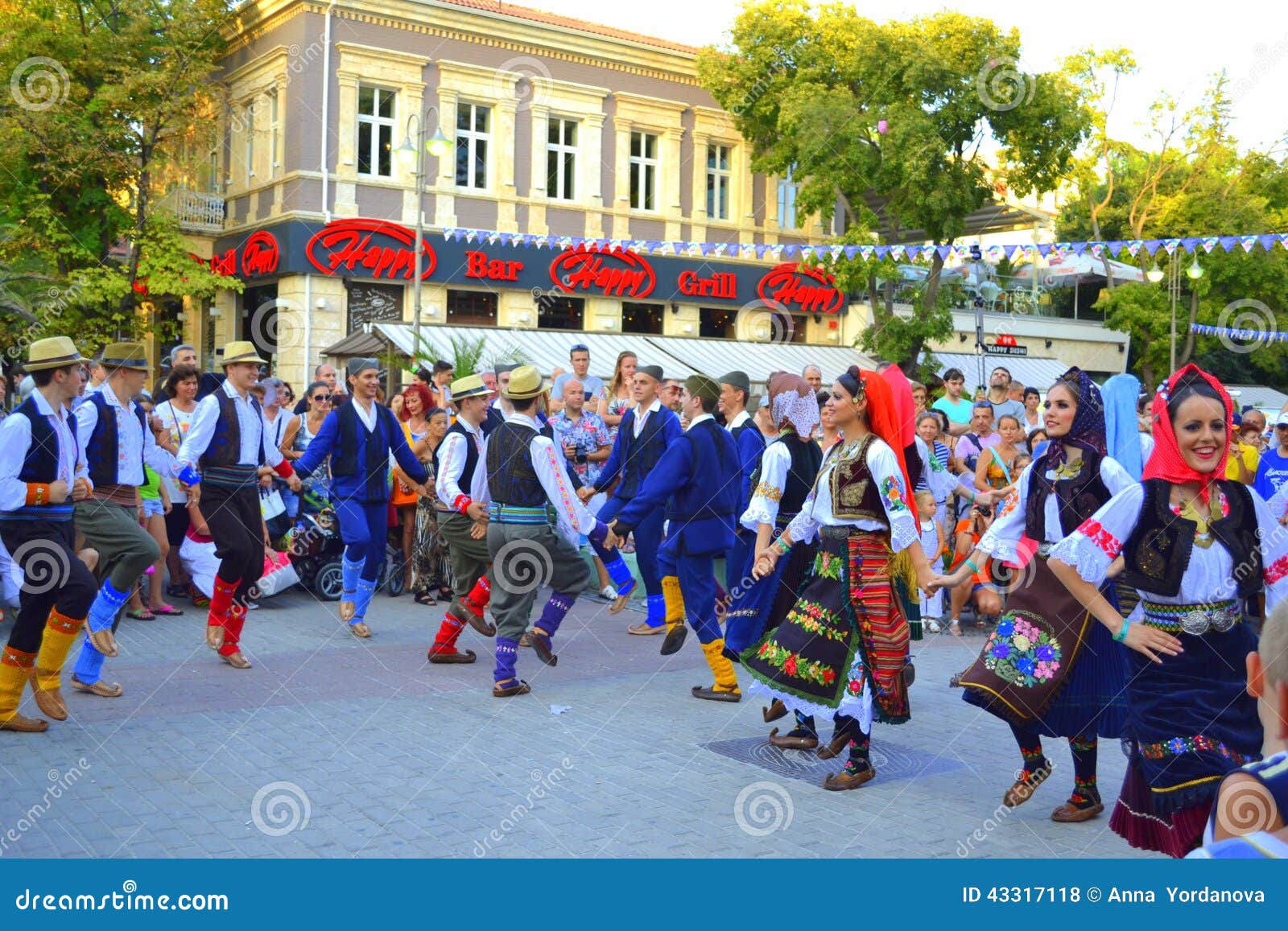 Danzatori serbi fotografia stock editoriale. Immagine di ballerini ...