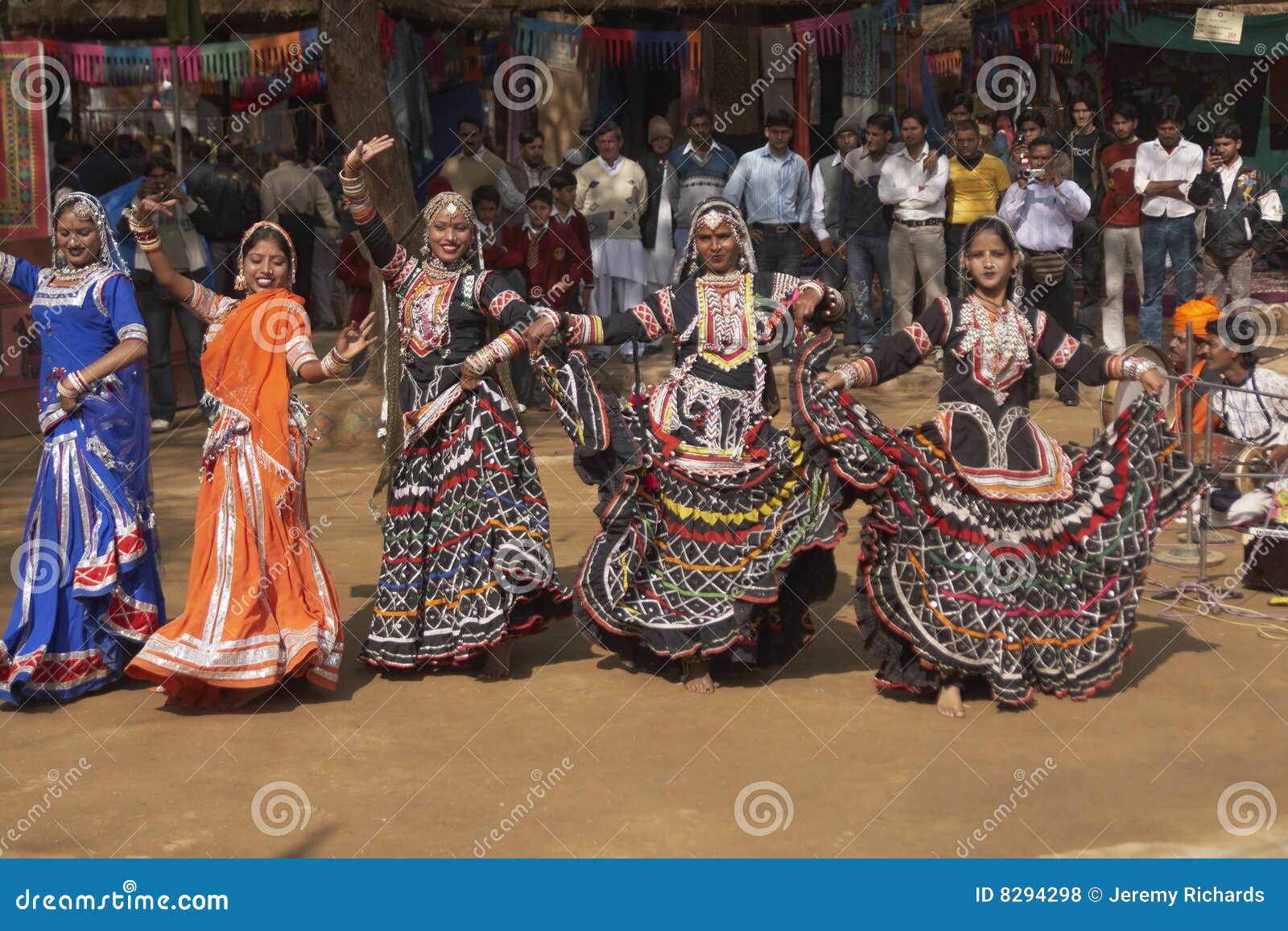 Danzatori Tribali Nell'azione Fotografia Stock Editoriale - Immagine di ...