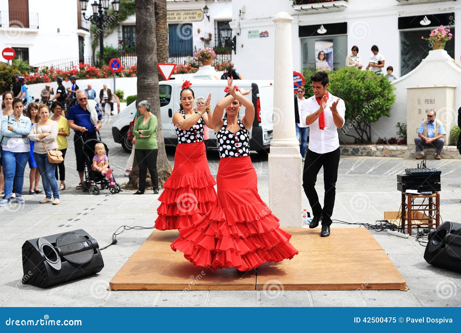 Dançarinos Do Flamenco Na Cidade De Mijas, Malaga, Espanha Imagem ... Dançarinos Do Flamenco Na Cidade De Mijas, Malaga, Espanha Imagem ...