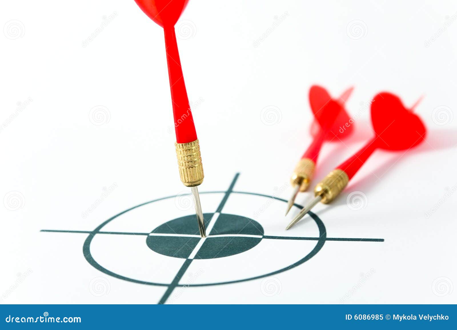 Dard dans la cible image stock. Image du fond, espace - 6086985