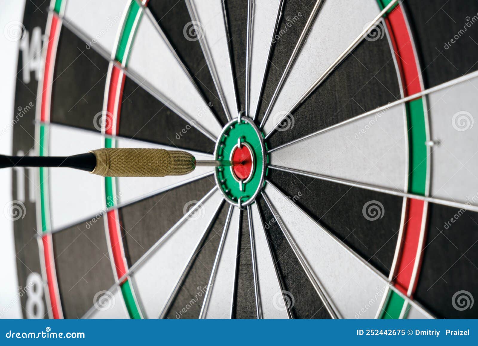Dardo Para Tocar Dardos Atingindo Exatamente O Alvo Central Imagem de ...