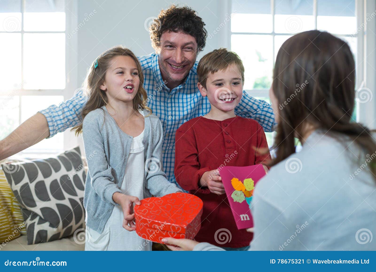 Dare Dei Bambini Presente Alla Loro Madre Immagine Stock - Immagine di ...