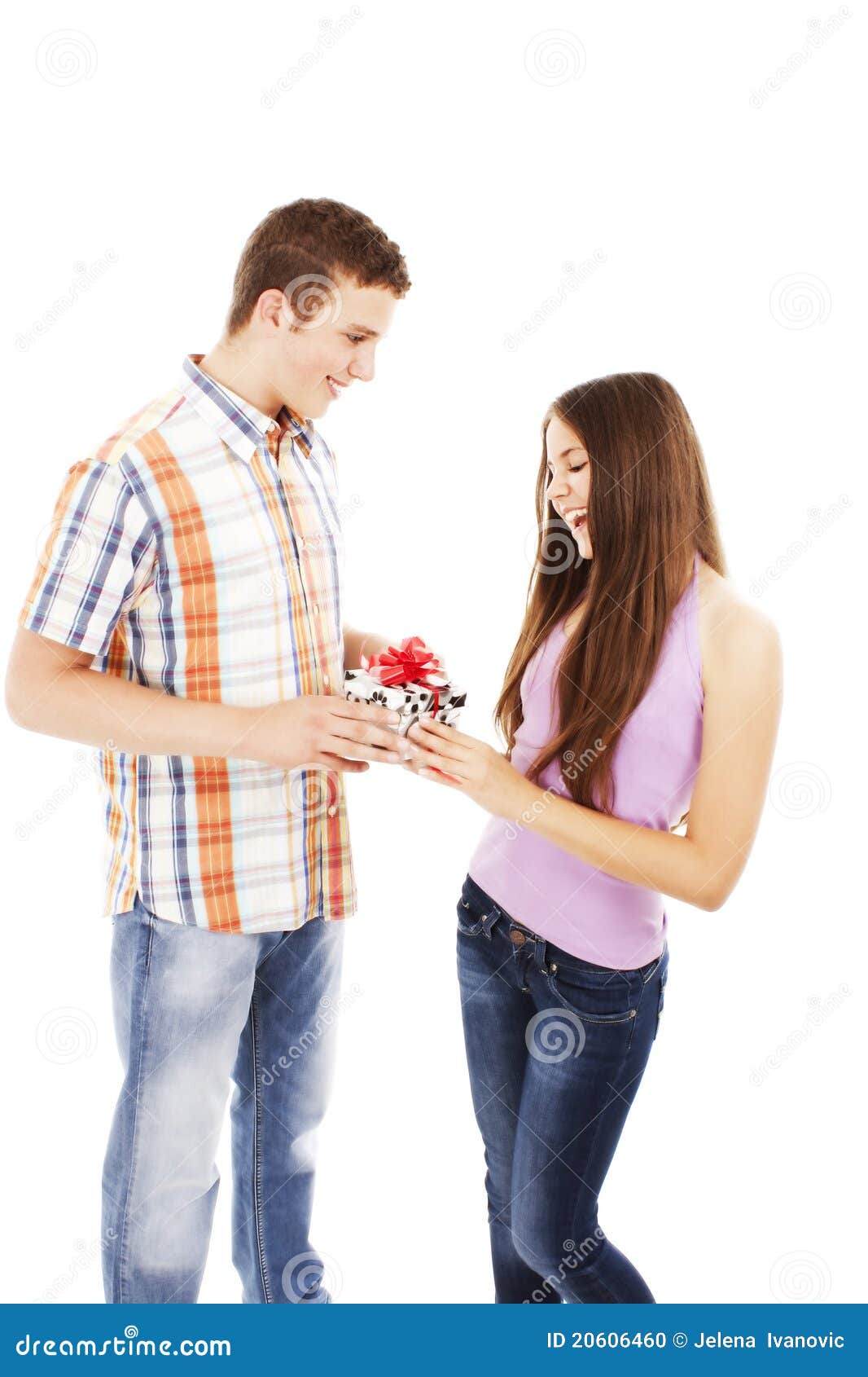 Dare Del Ragazzo Presente Alla Ragazza Fotografia Stock - Immagine di ...