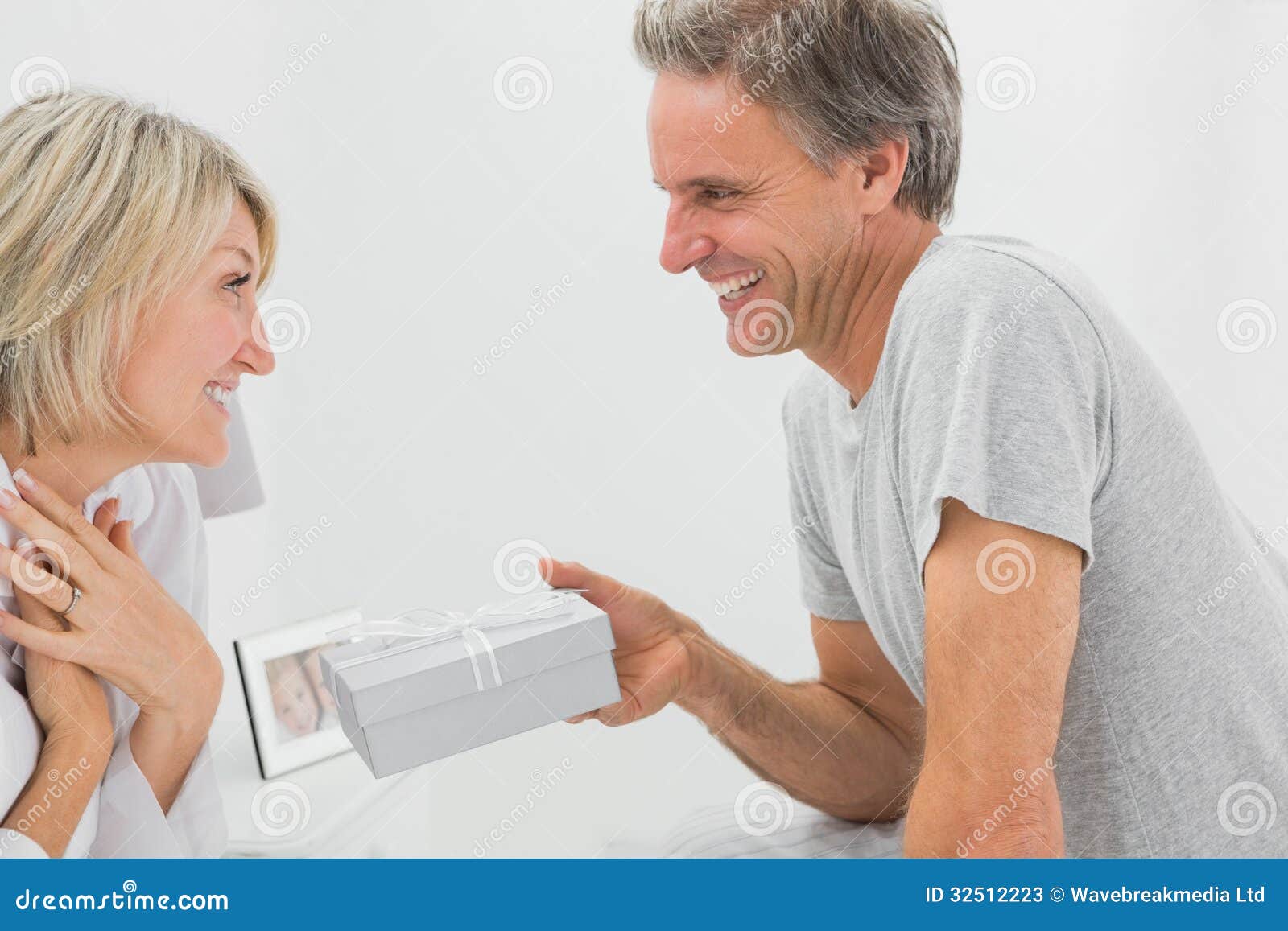 Dare Dell'uomo Presente Al Suo Partner Piacevole Immagine Stock ...