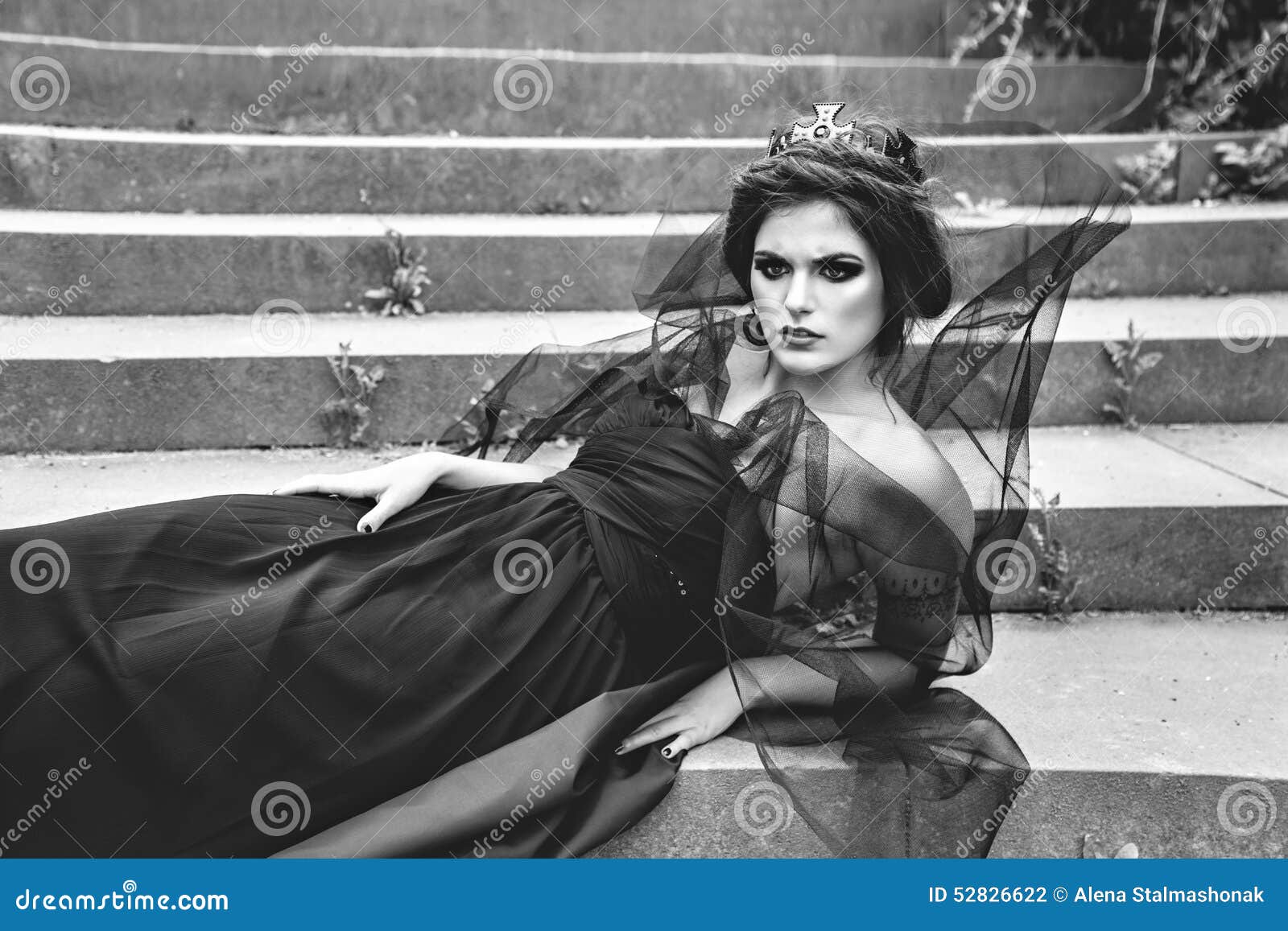 Dark Lying Queen in Veil on the Steps of Palace Black-white Foto Stock ... Dark Lying Queen in Veil on the Steps of Palace Black-white Foto Stock ...