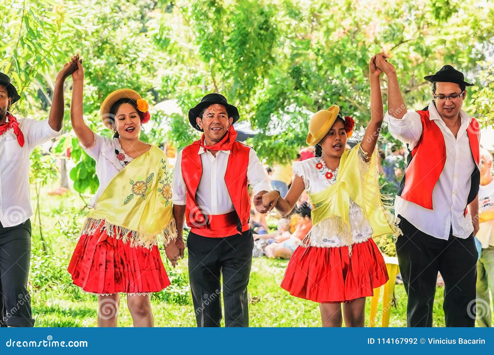 Darstellung Einer Tanzgruppe Projecao Multikulturell Redaktionelles ...