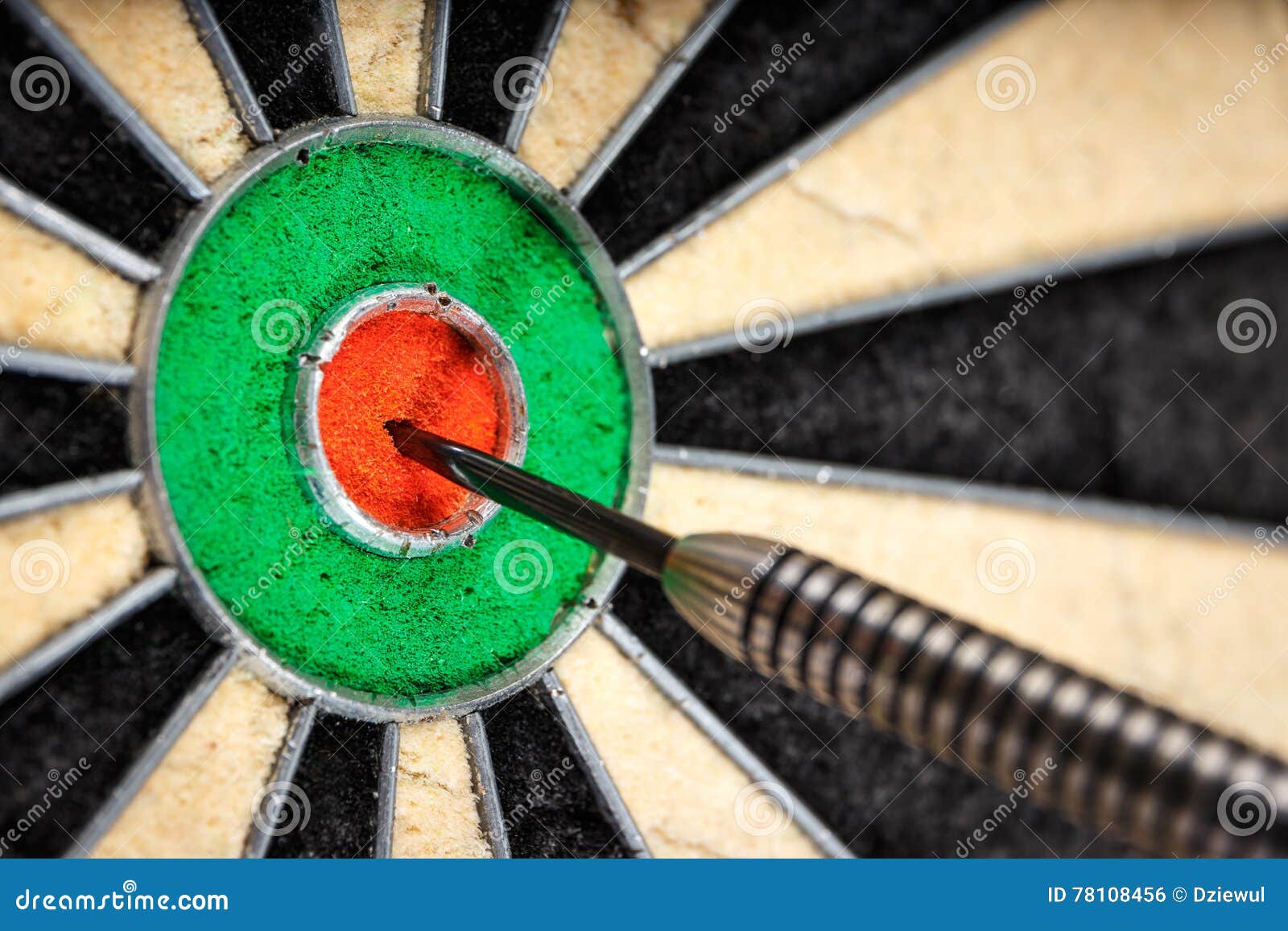 Dart in bull`s eye stock photo. Image of grunge, idea - 78108456