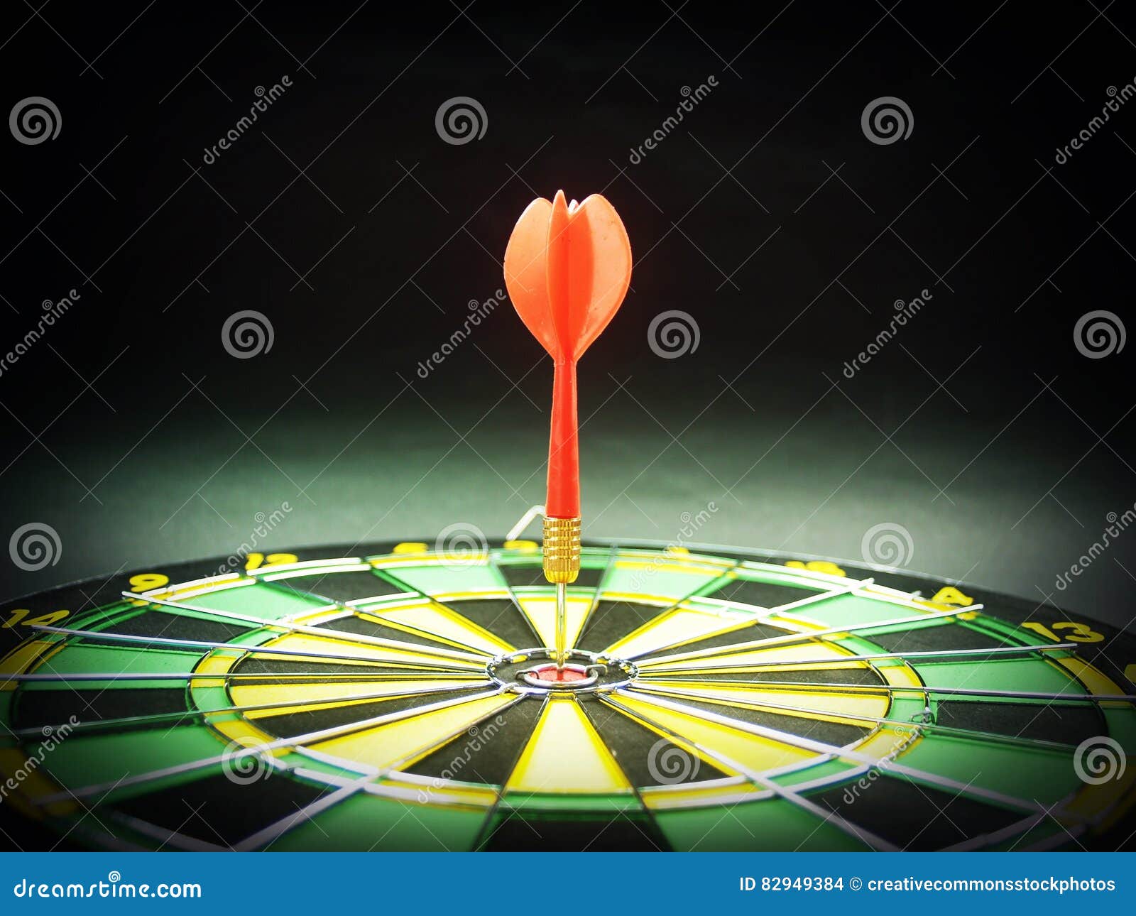 Dart Pin In The Middle Of Dartboard Picture. Image: 82949384