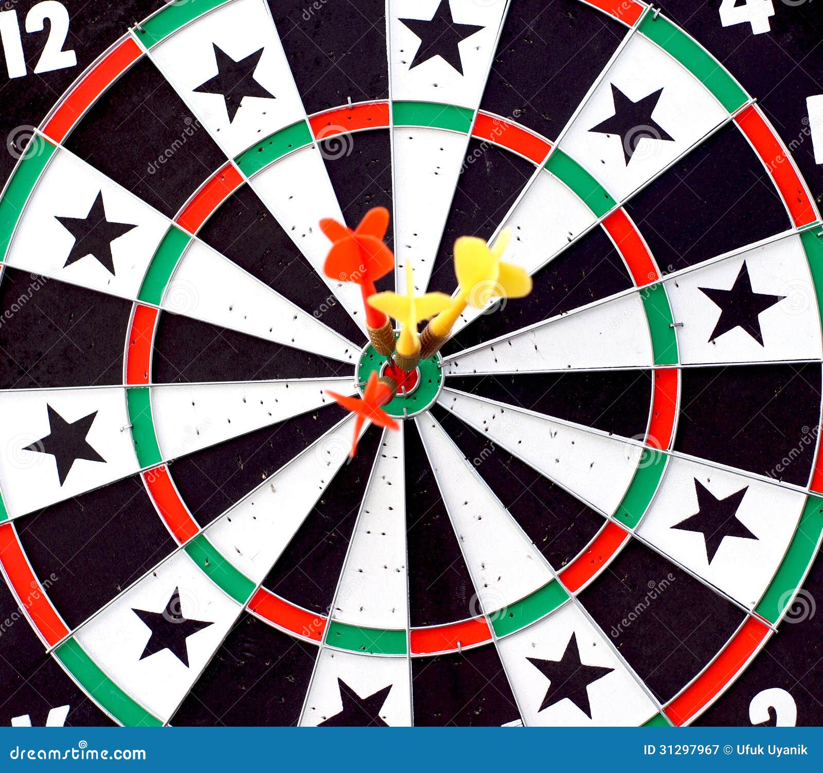 Dartscheibe mit 4 Pfeilen stockbild. Bild von zielen - 31297967