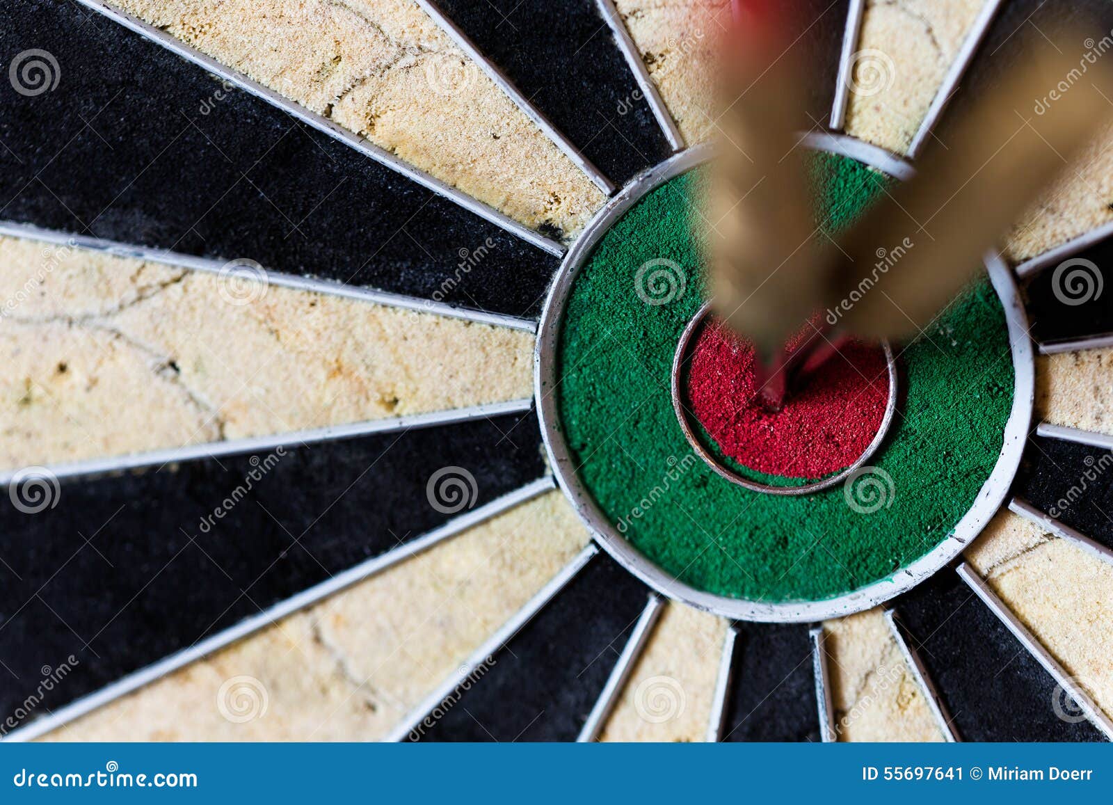 Dartscheibe Mit Steeldarts Im Bullauge Stockbild - Bild von konzept ...