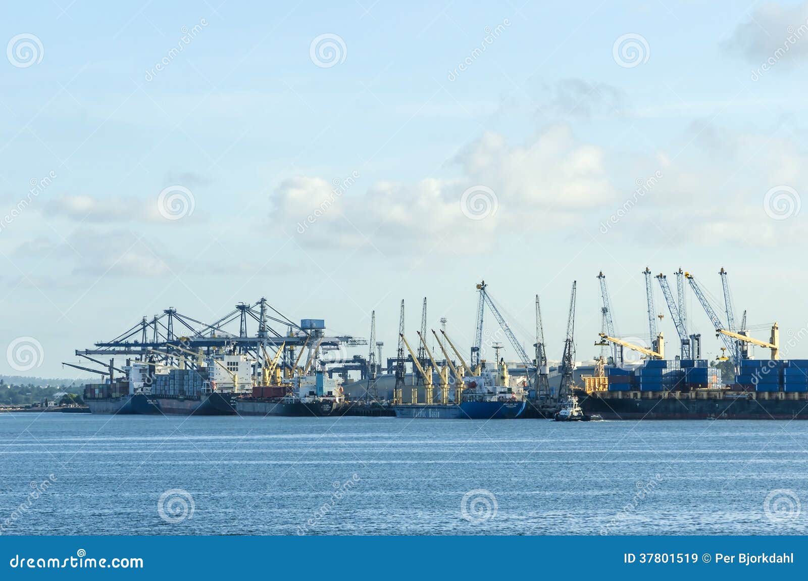 Daru es Salaam port obraz stock editorial. Obraz złożonej z holownik ...