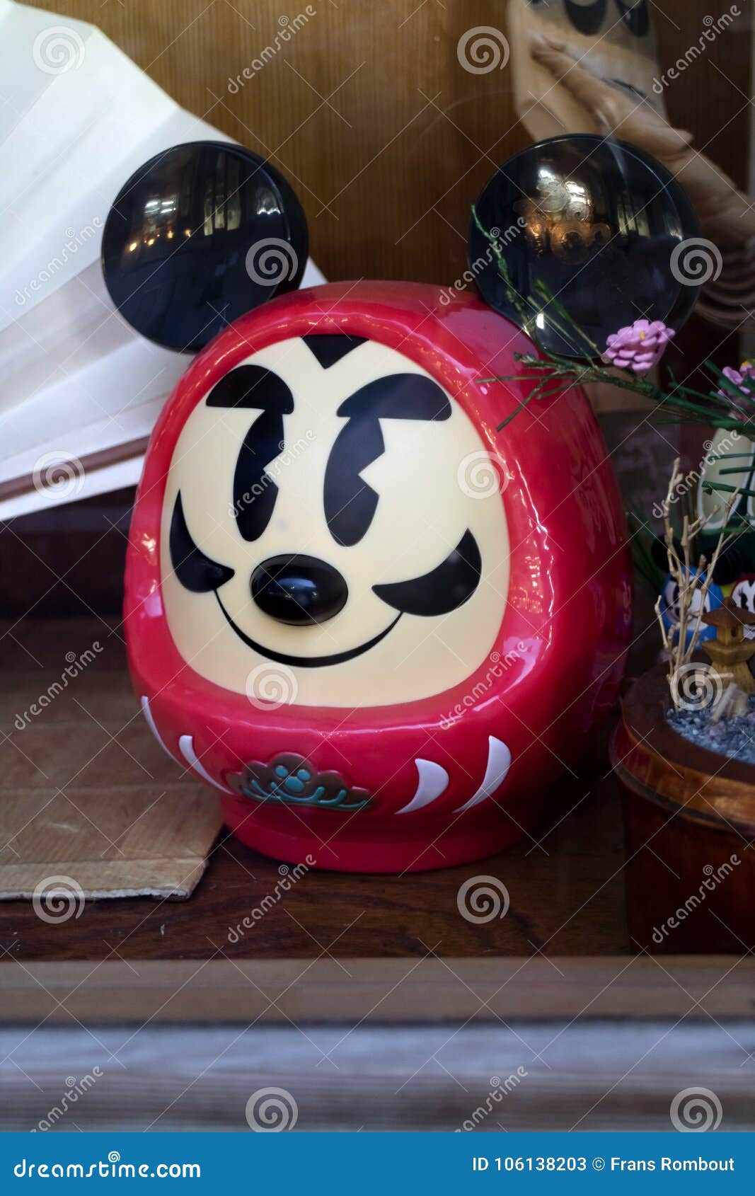 Daruma-Puppe Mit Einer Mickey Mouse-Form Redaktionelles Stockfoto ...