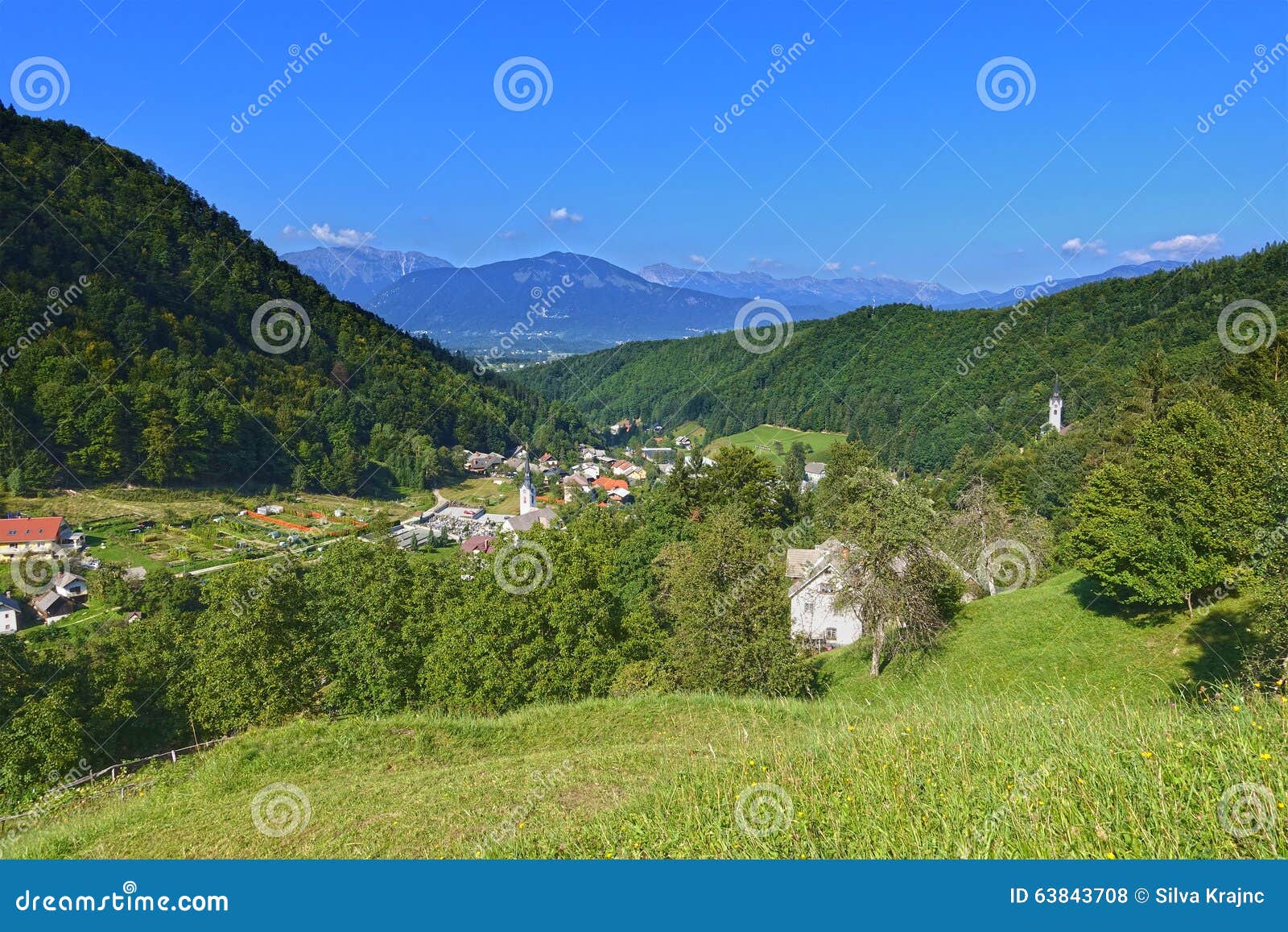 Das alte Dorf von Kropa stockfoto. Bild von bach, sonnig - 63843708