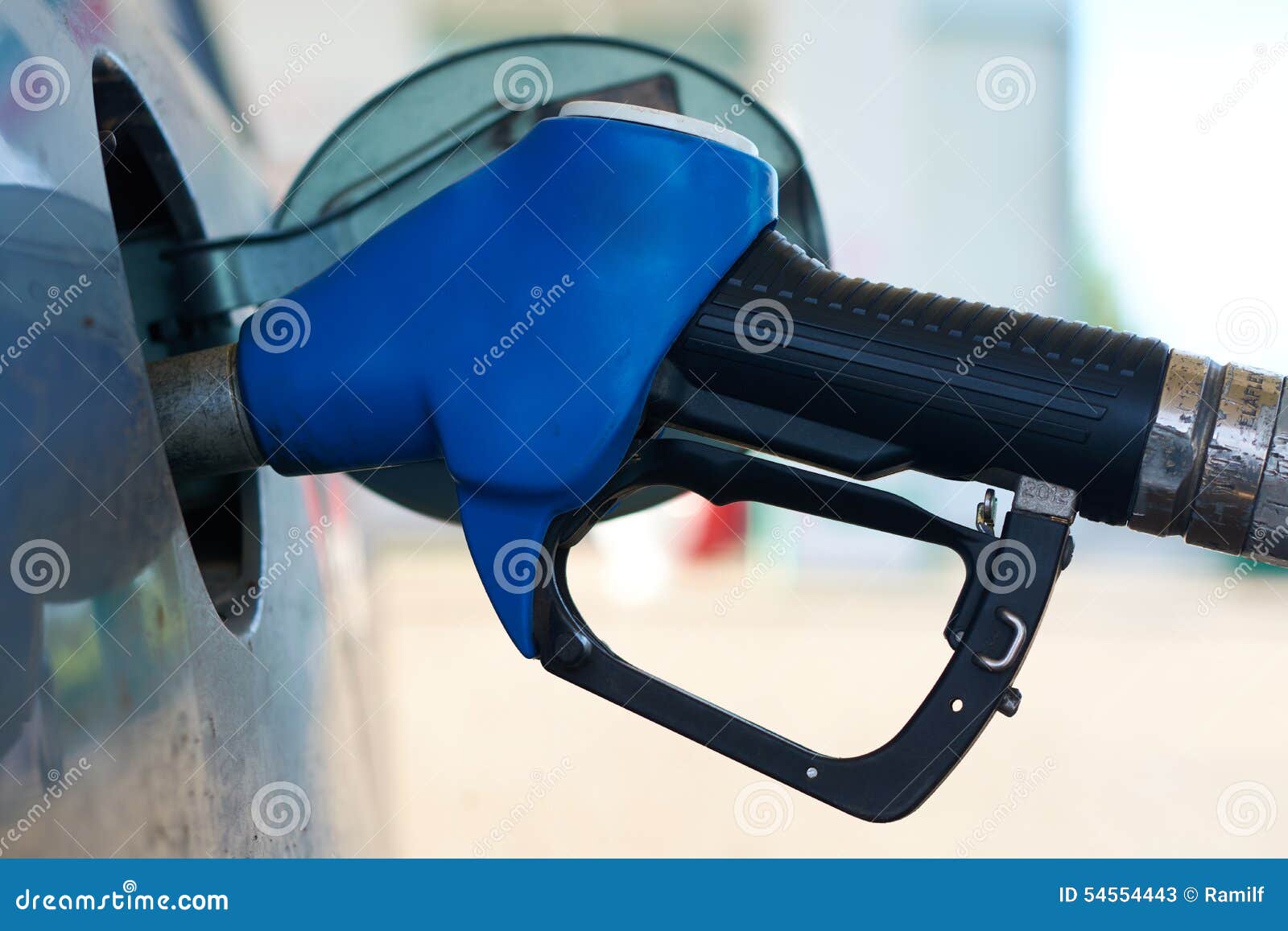 Das Auto Wird Mit Benzin Getankt Stockbild - Bild von bahnhof, düse ...