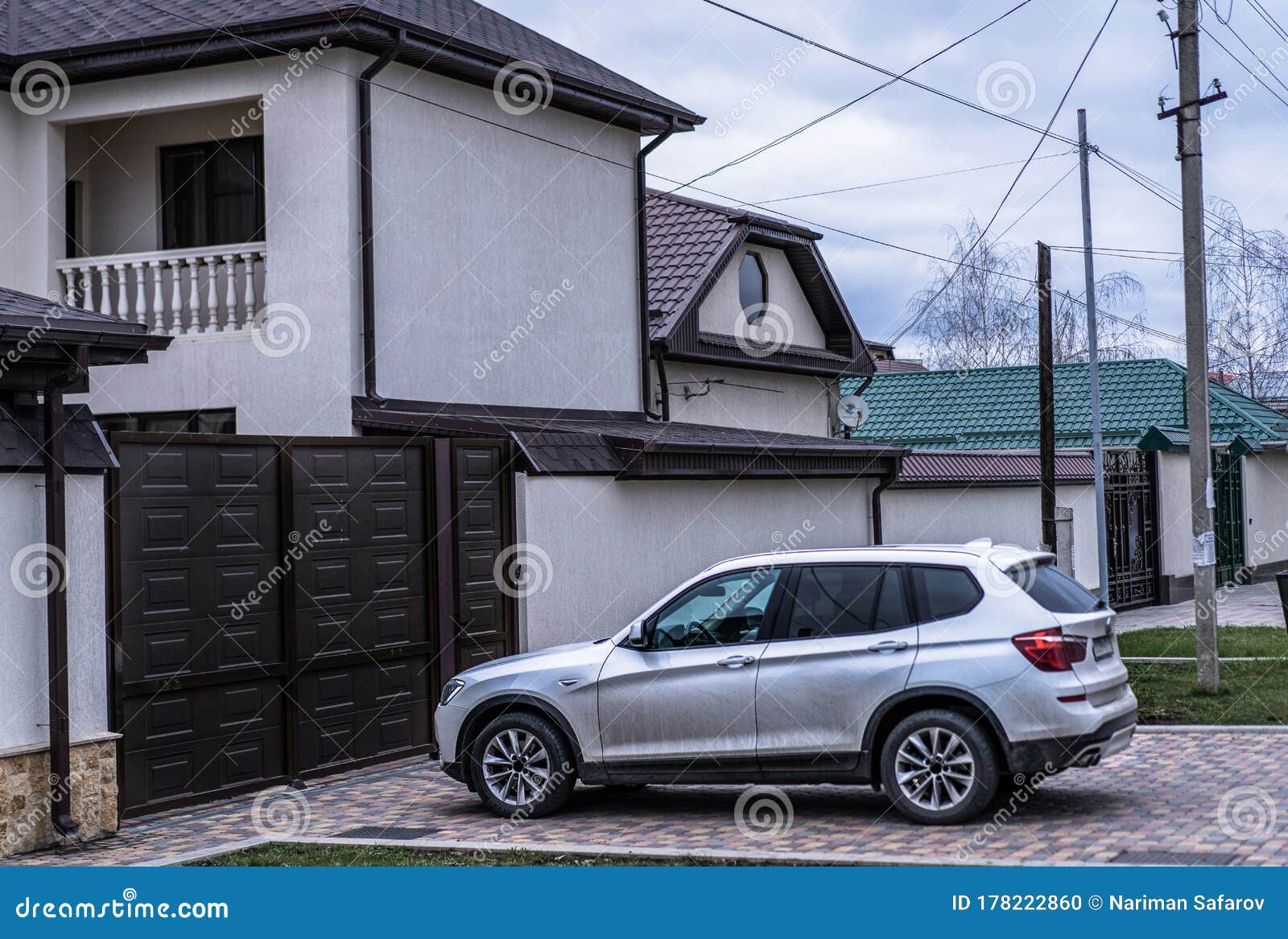 Das Auto Vor Dem Haus Geparkt Ist Stockfoto - Bild von tür, haus: 178222860